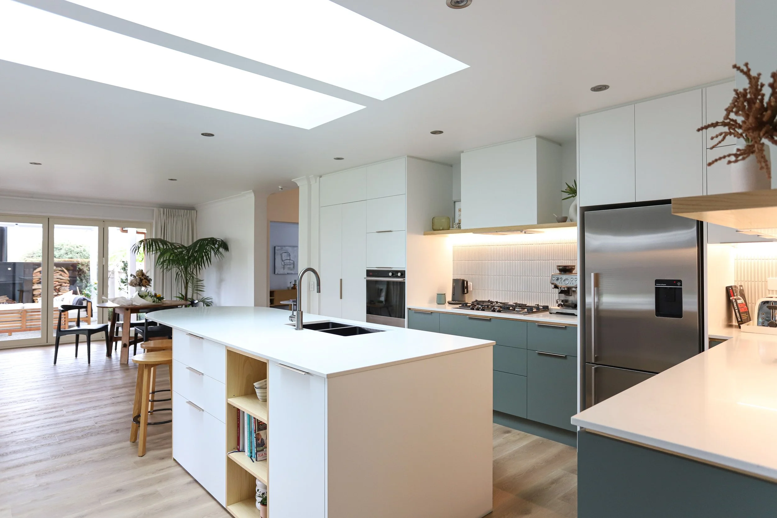 Light Curved Island Kitchen Design Nelson | The Custom Space