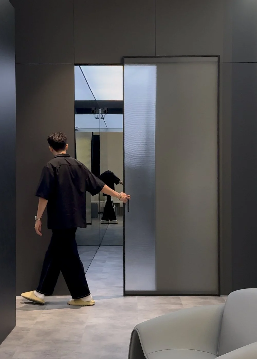 Ghost Track Sliding Door — 8DOORS