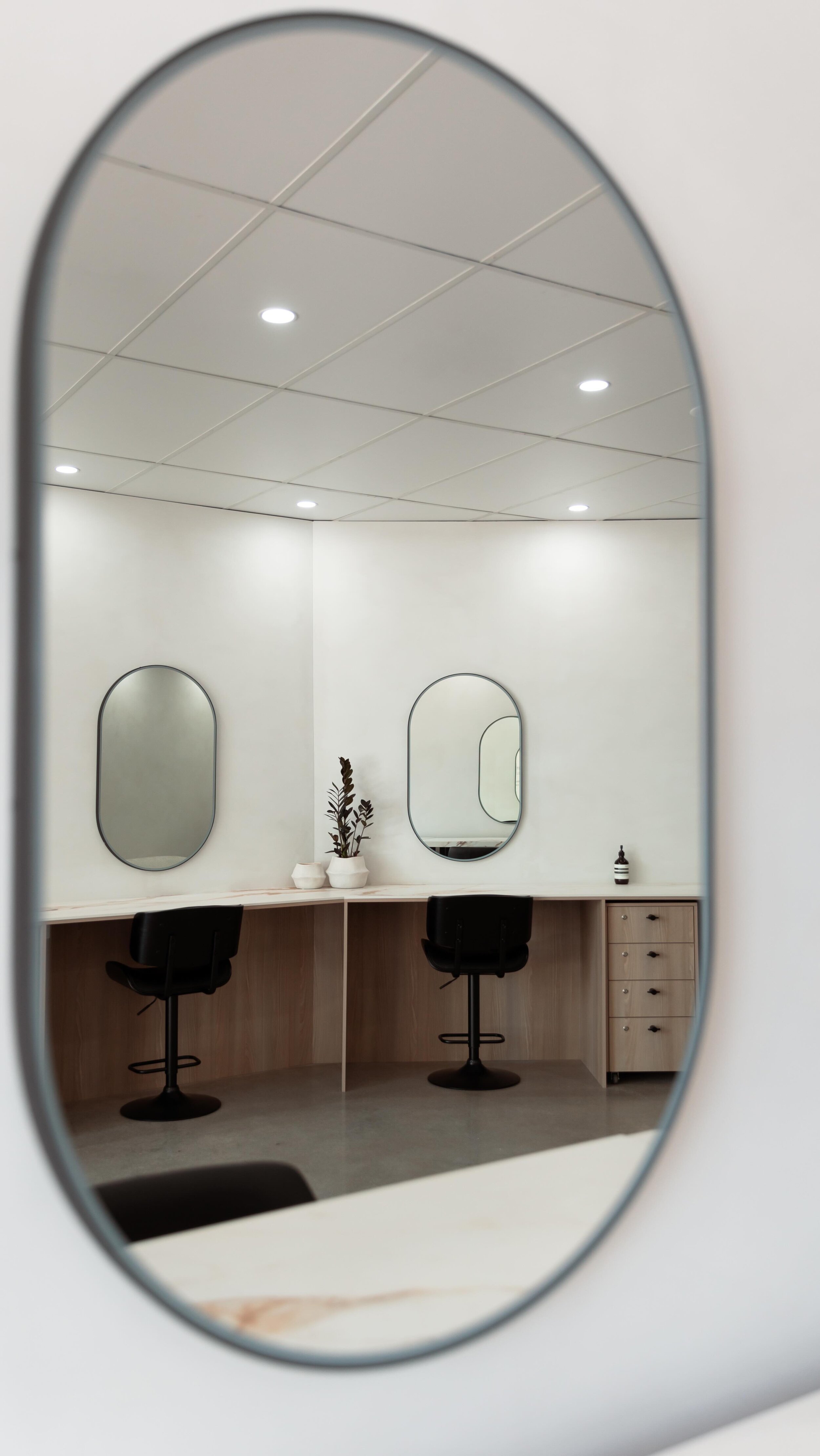 HOLLY MUDGE MAKEUP ARTIST