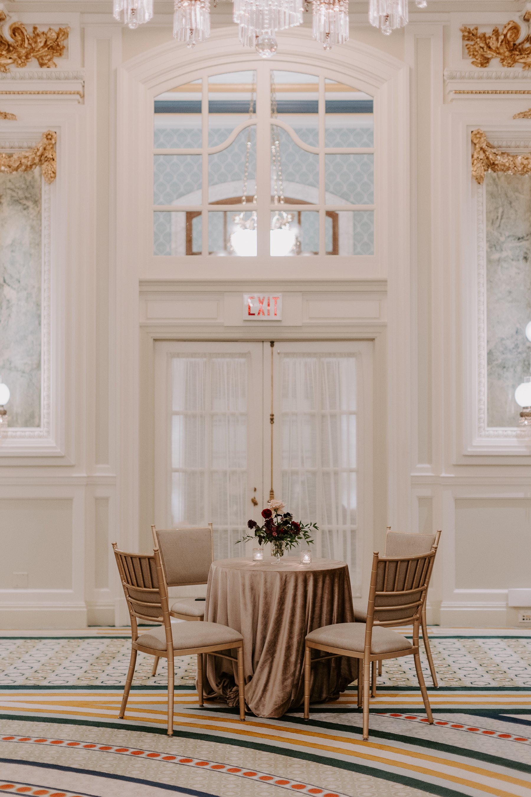 Small and Chic: Ideas for Decorating Your Intimate Wedding in ...
