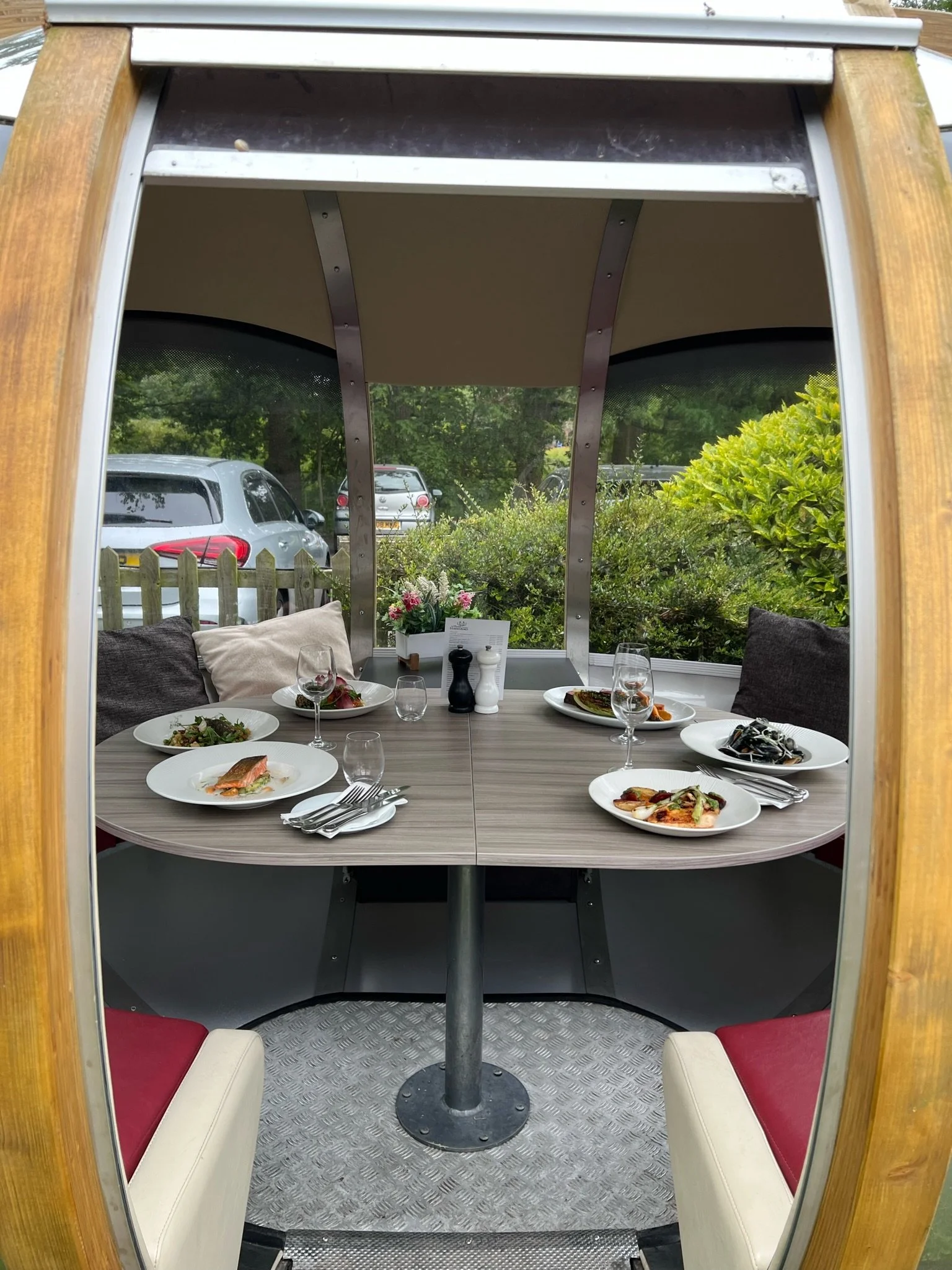 Outdoor Pod Dining | The Three Horseshoes, Madingley