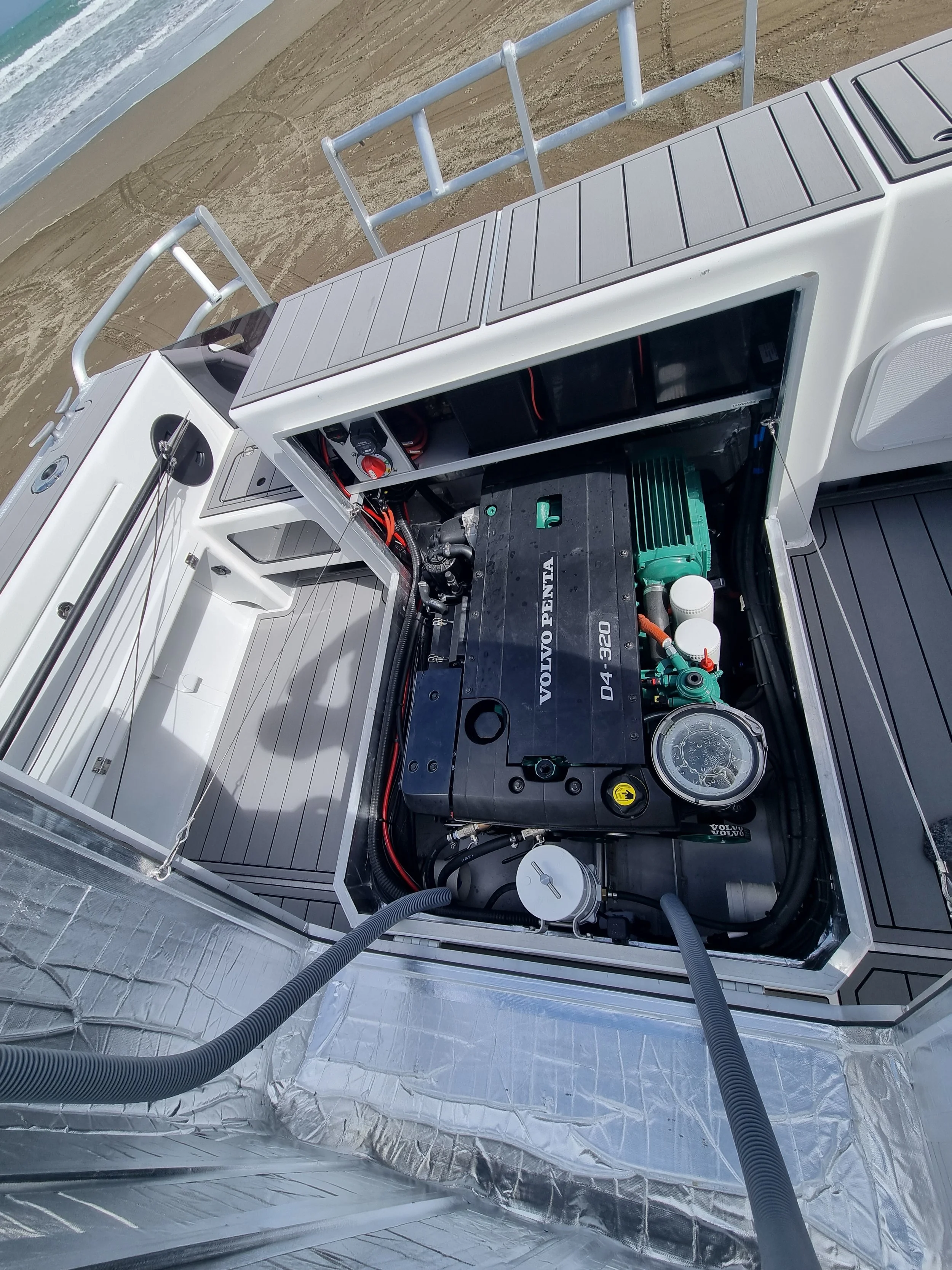 870 Walk Around aluminium fishing boat custom built by White Pointer Boats