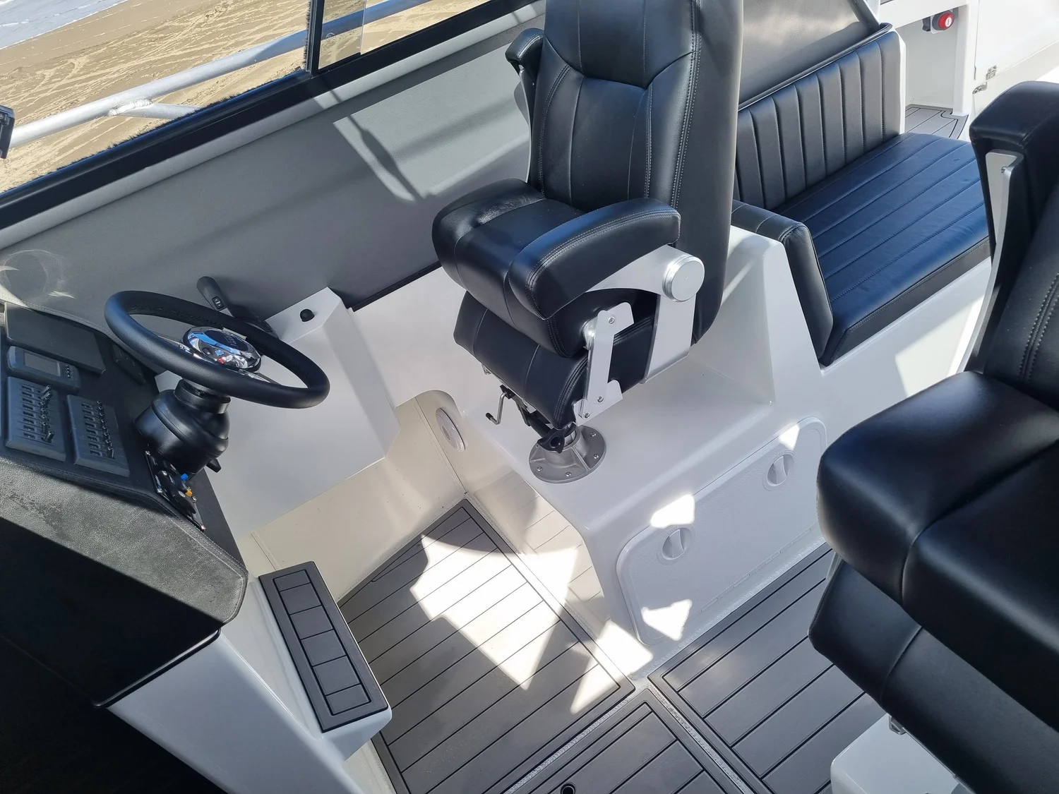 870 Walk Around aluminium fishing boat custom built by White Pointer Boats