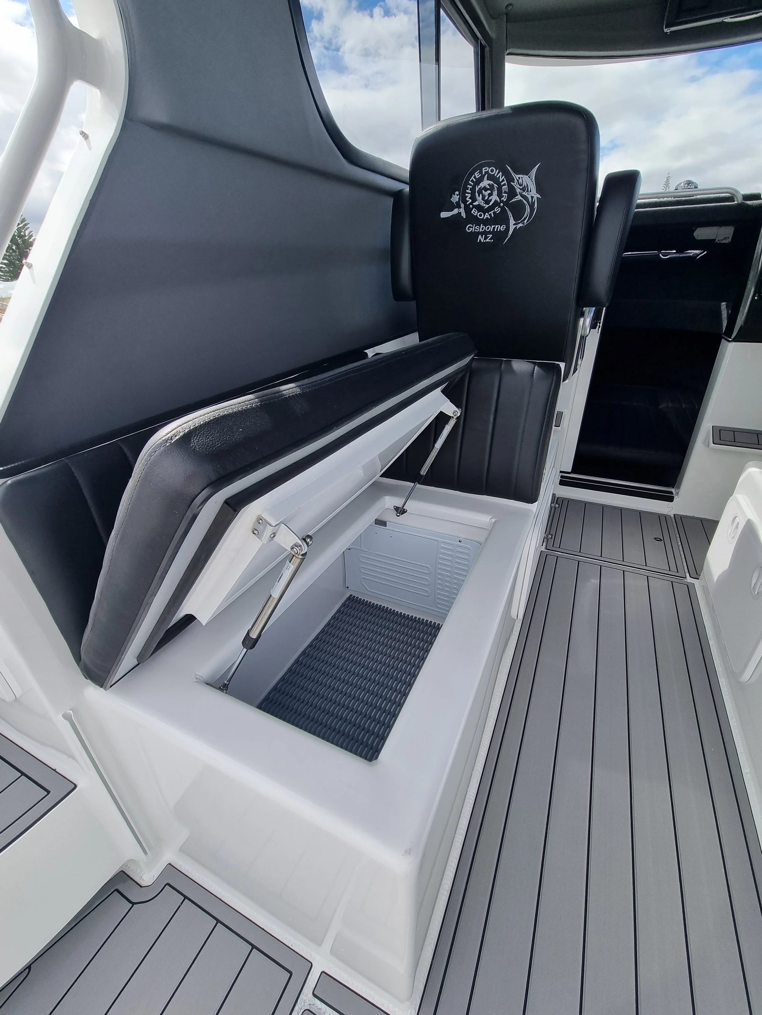 870 Walk Around aluminium fishing boat custom built by White Pointer Boats