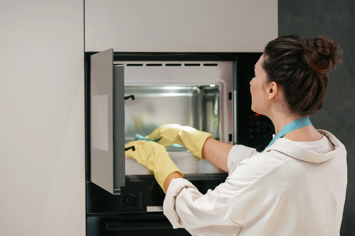 How to Clean a Microwave: A Simple Guide for a Spotless Kitchen — Sinco ...