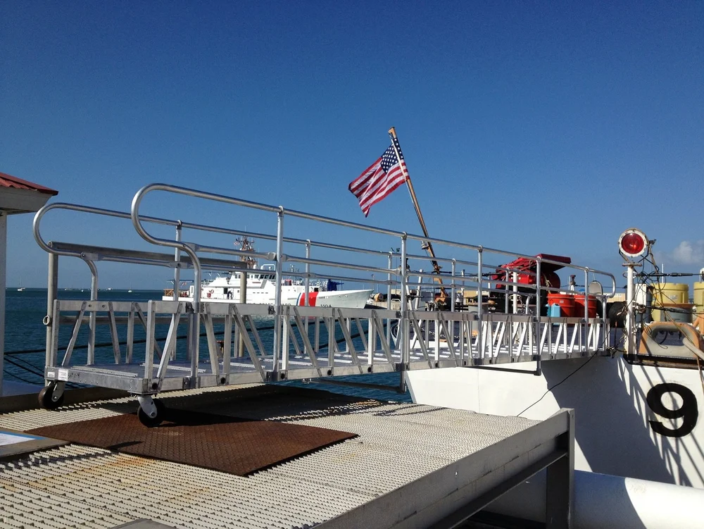 Commercial Aluminum Gangways — Metallic Ladder