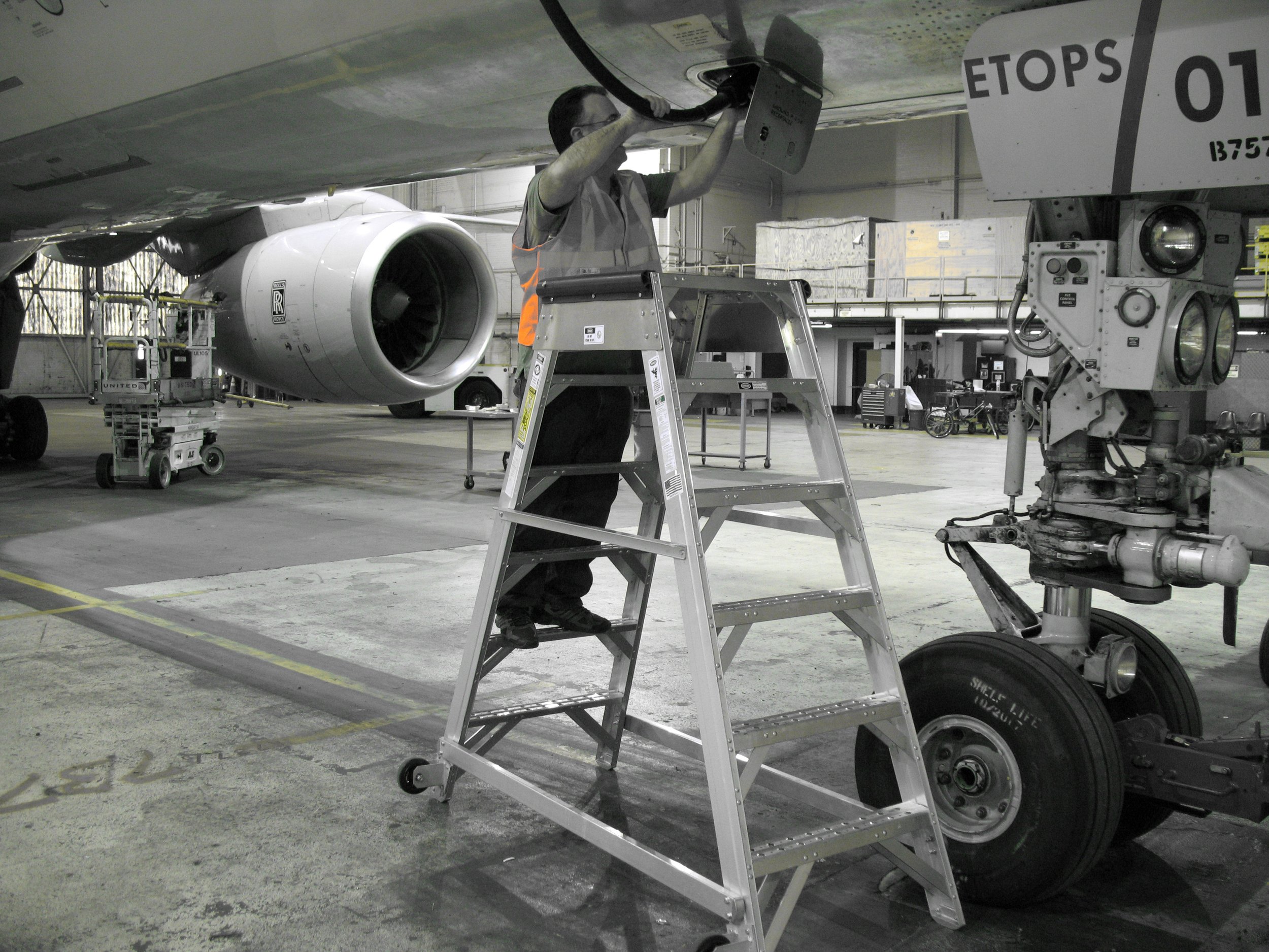 Aluminum Aircraft Maintenance Ladders — Metallic Ladder