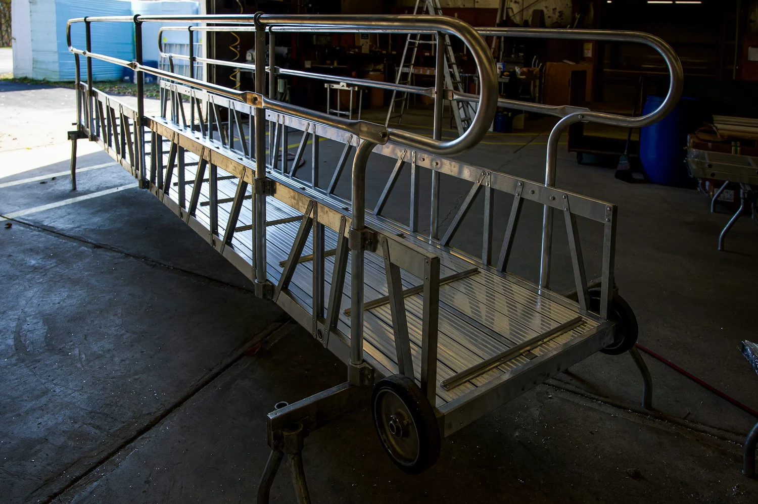 Commercial Aluminum Gangways — Metallic Ladder