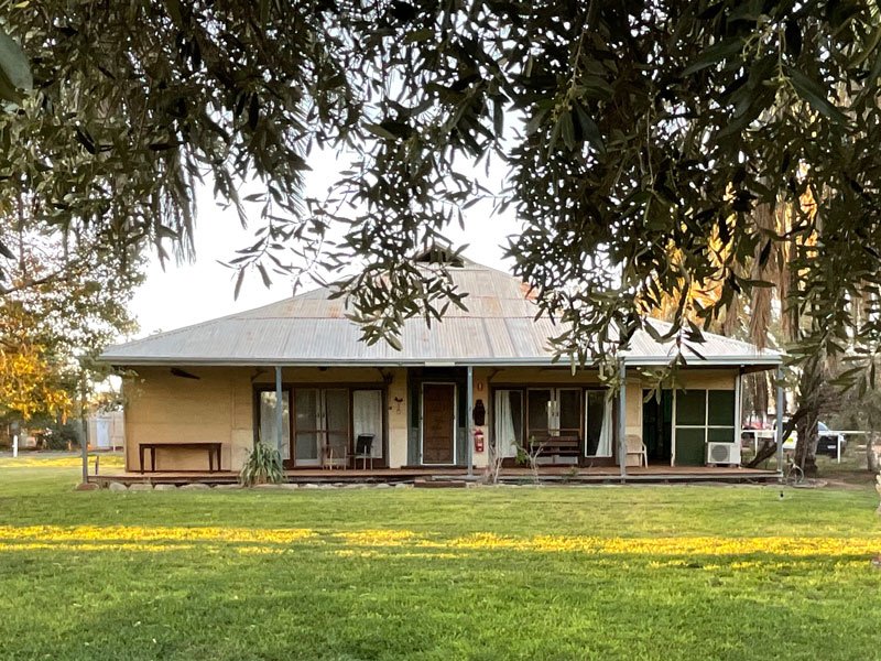 Outback homestead Accommodation Cue — Nallan Station
