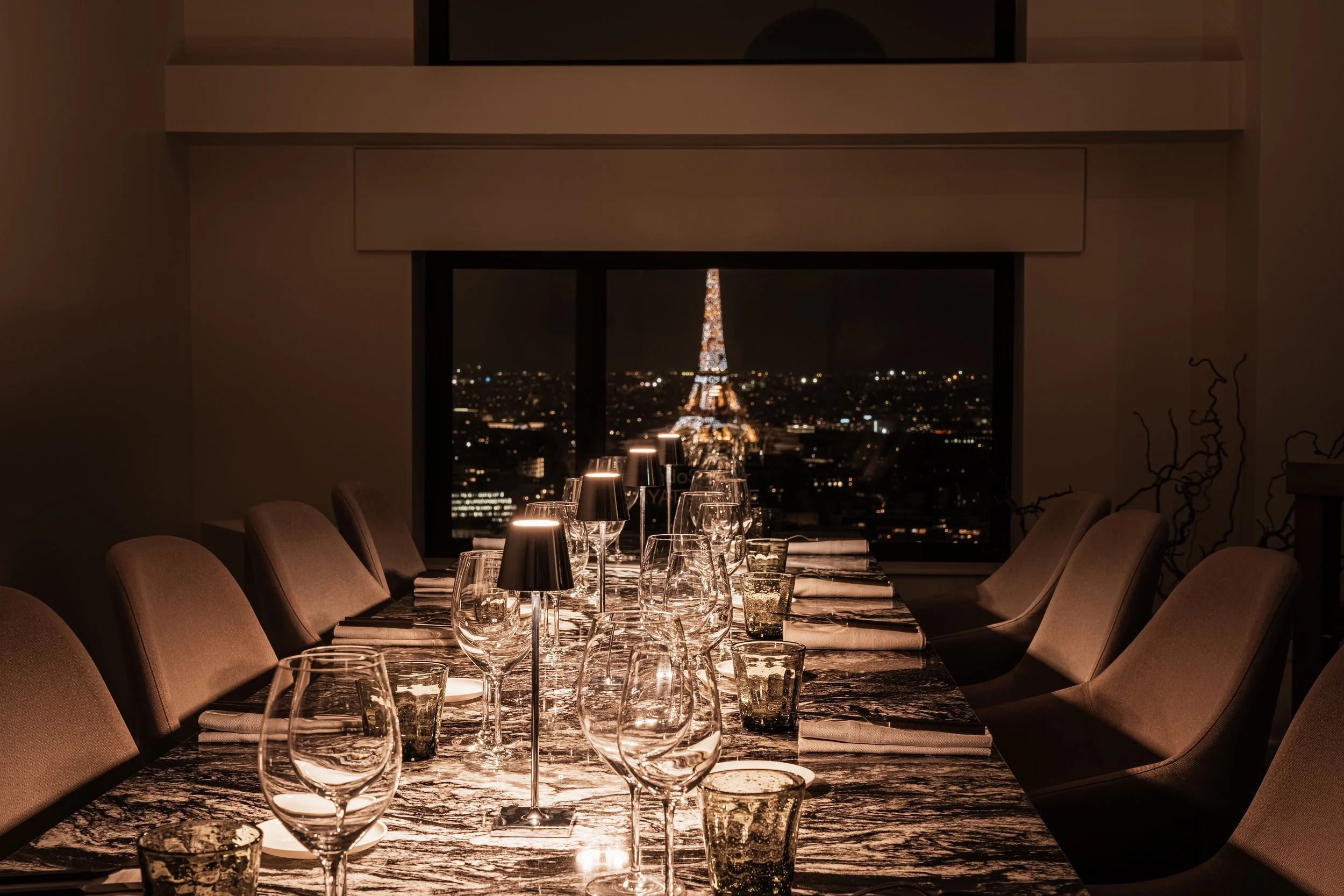 Cocktails & Champagne bar with panoramic view over Paris — Windo Skybar