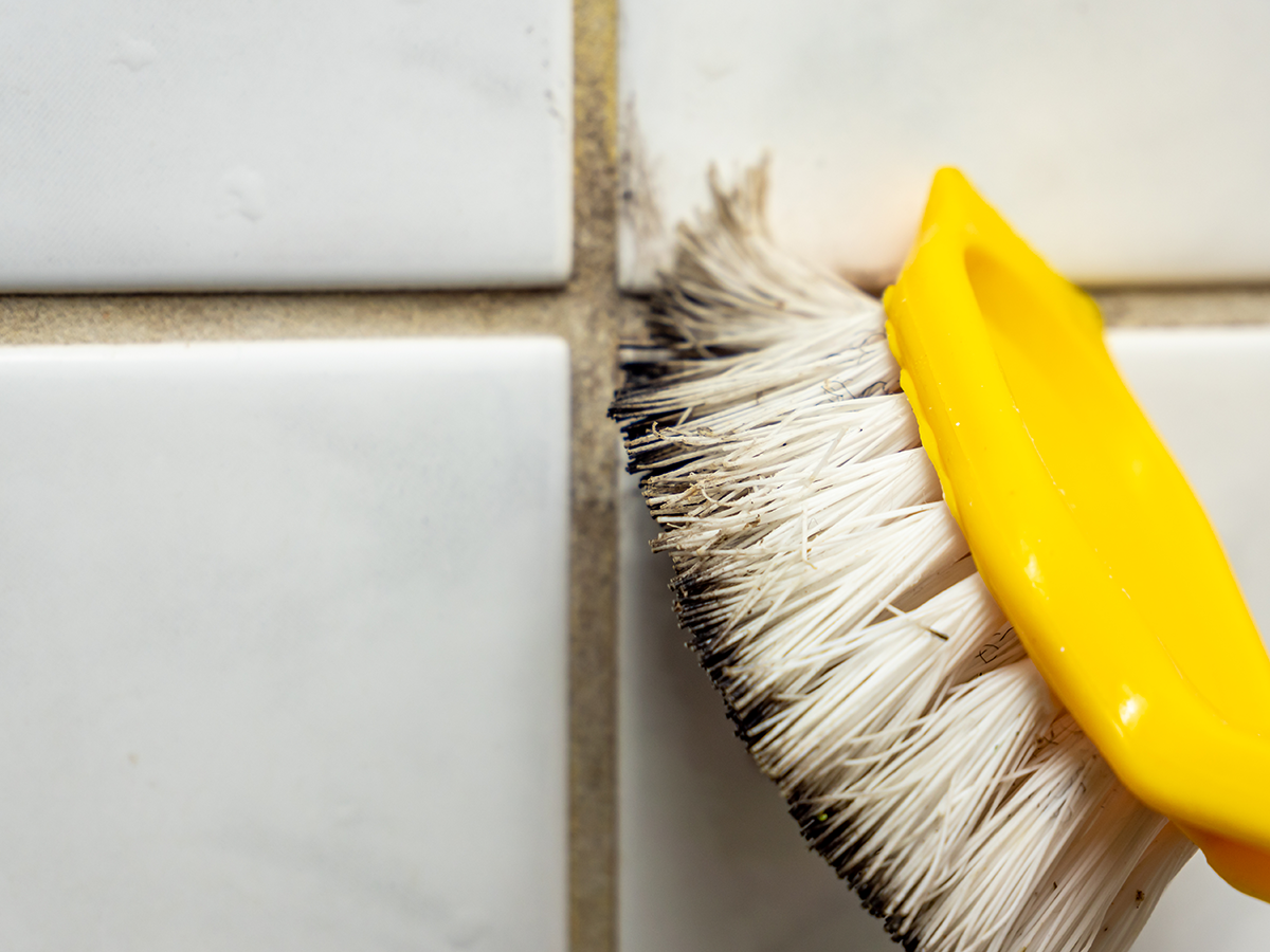 Come rimuovere il silicone vecchio dal bagno senza danneggiare le ...
