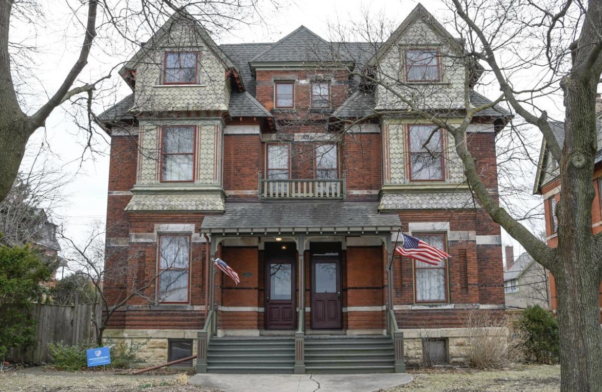 Tours — Pullman at Home