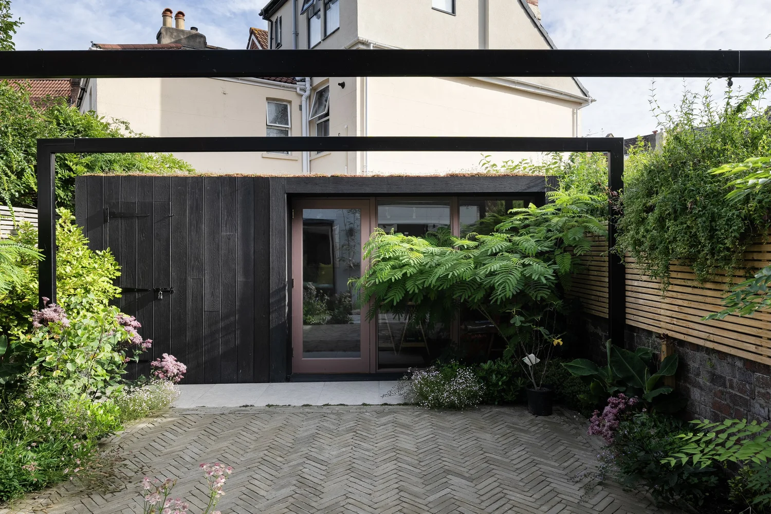 Small contemporary courtyard — INNES DESIGN STUDIO