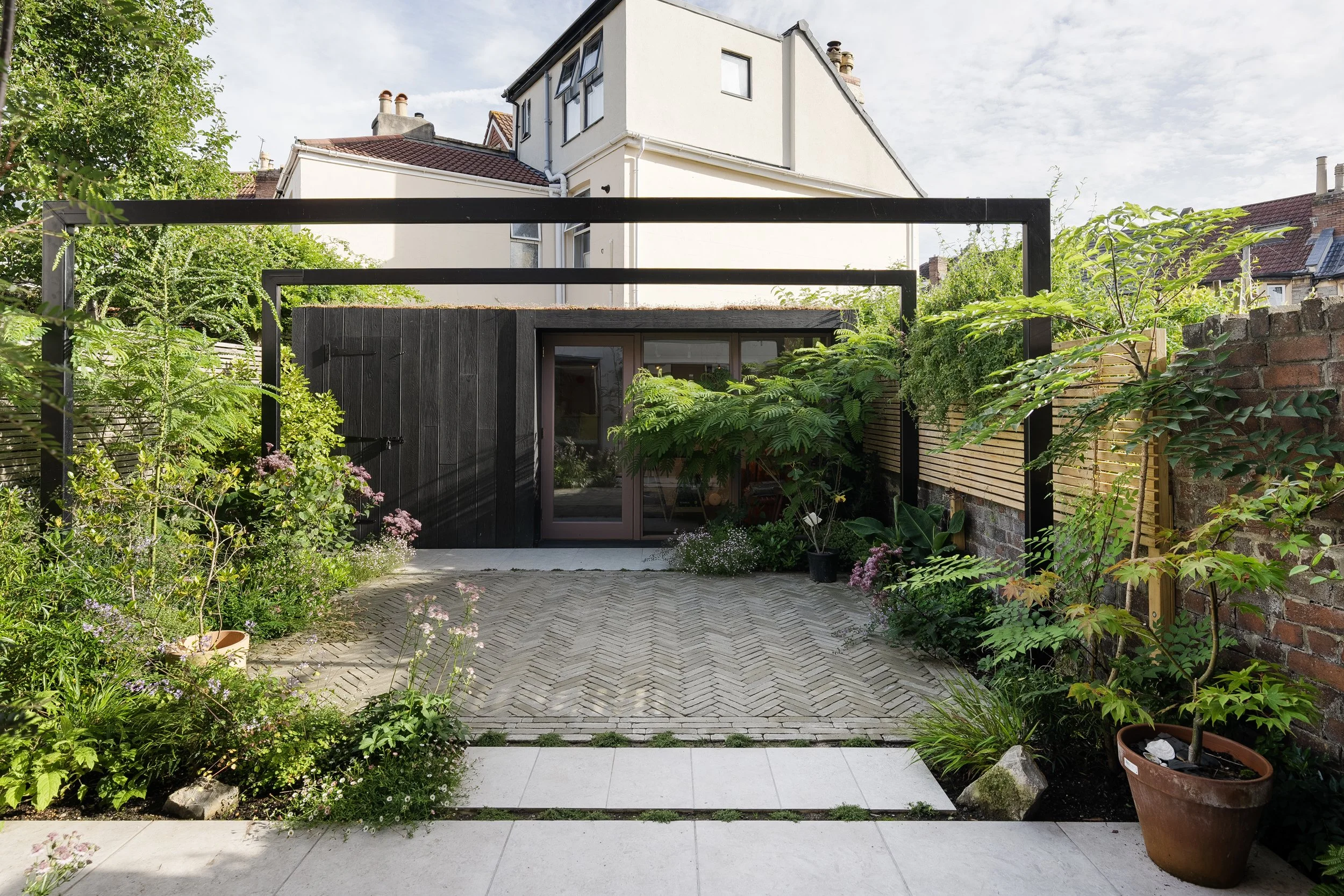 Small contemporary courtyard — INNES DESIGN STUDIO