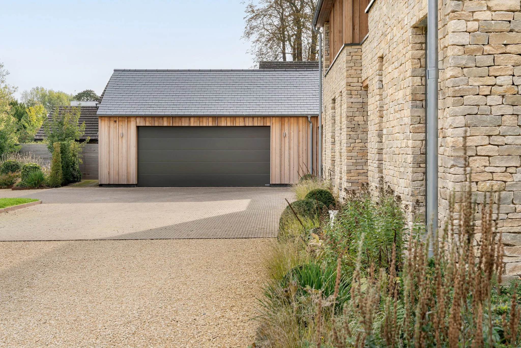 Contemporary front driveway with planting — INNES DESIGN STUDIO