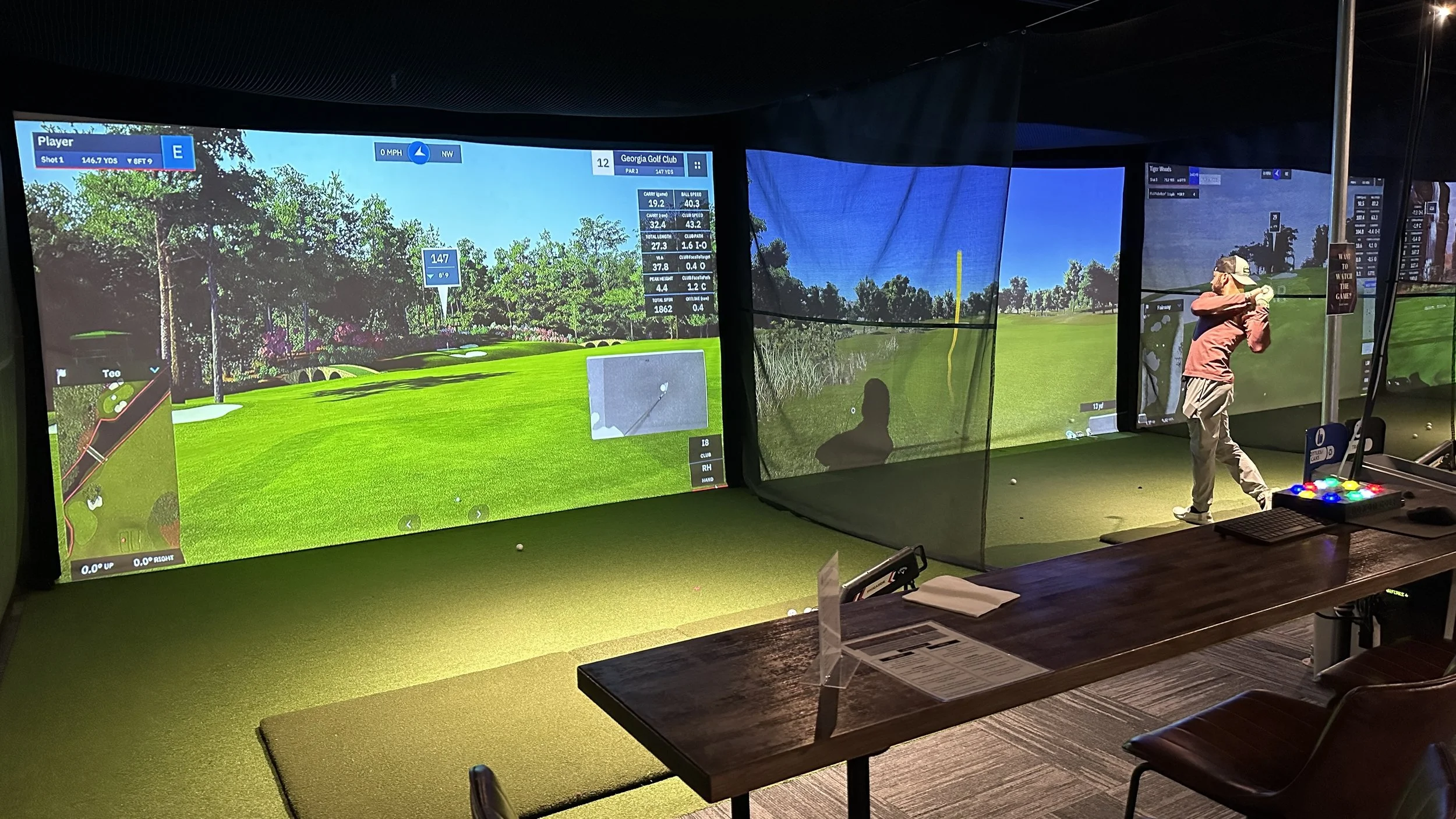 Mulligans Indoor - Golf Simulators MN | GSPro + Uneekor