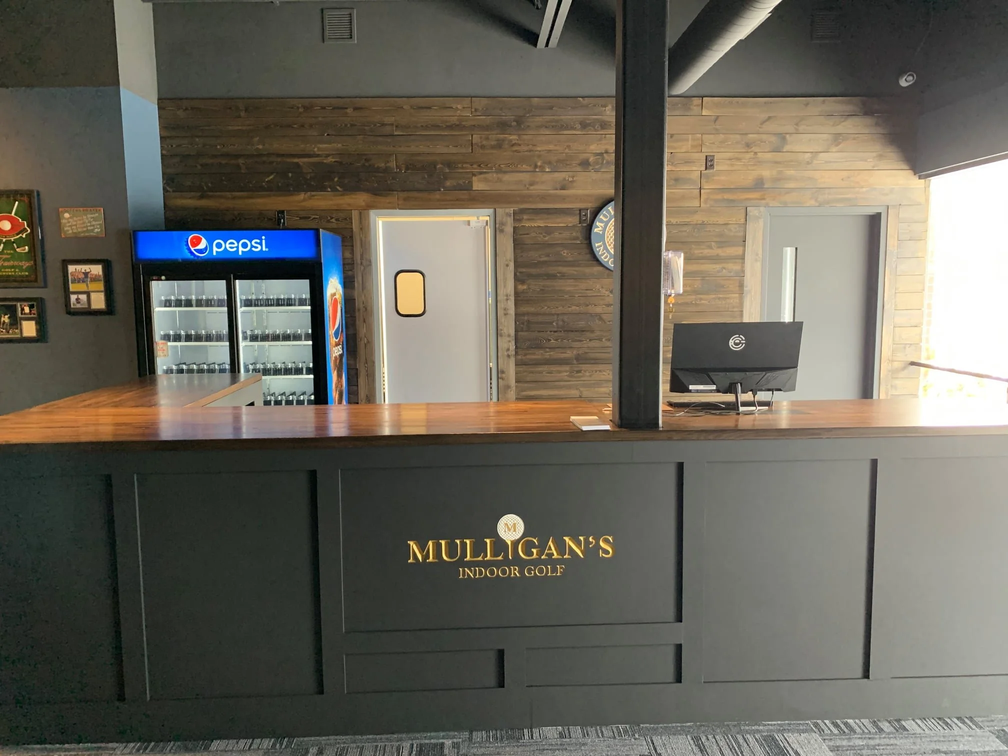 Mulligans Indoor - Golf Simulators MN | GSPro + Uneekor