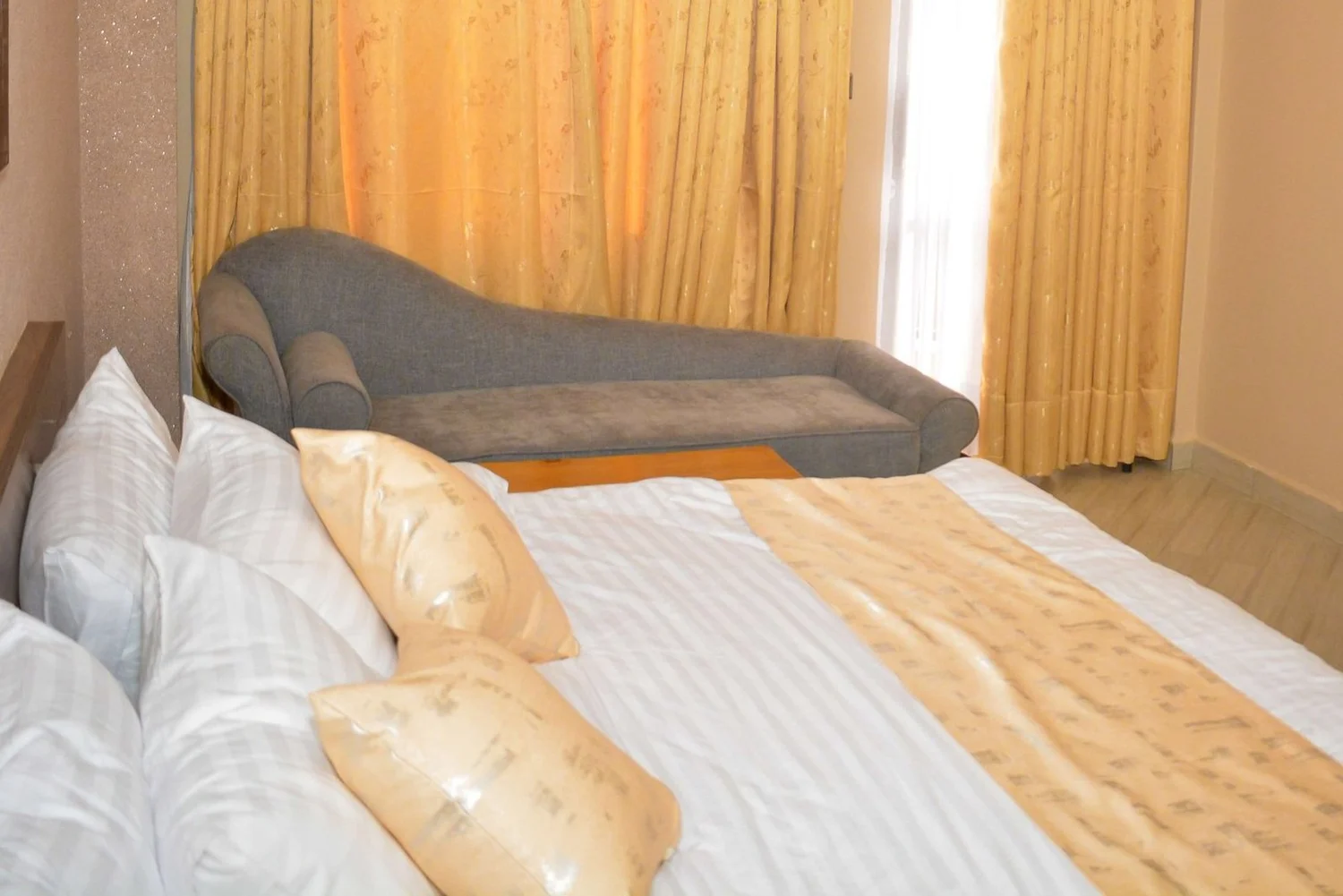 the 818 Hotel - Exclusive Travelers Hotel