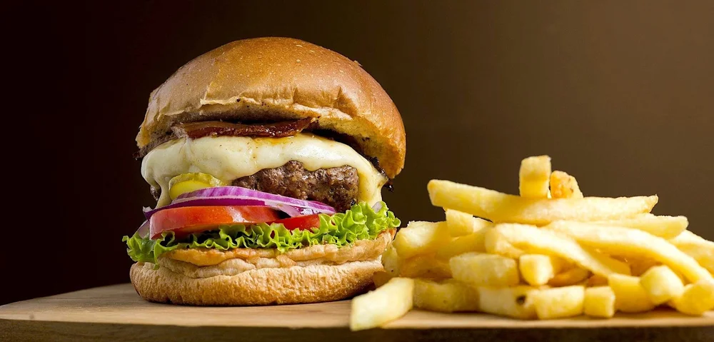 Who Invented the Cheeseburger? A Quick Bite into Its History