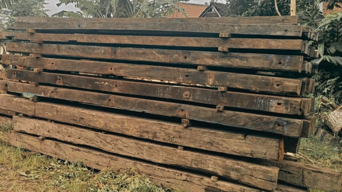 Reclaimed Posts and Beams | Hardwood Timbers | Recycled Hardwood ...