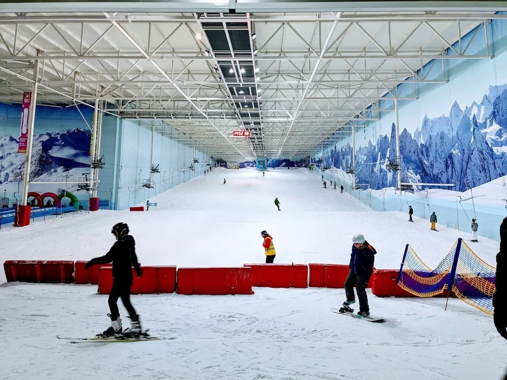 Chill factore: Indoor Skiing in Manchester — Meent