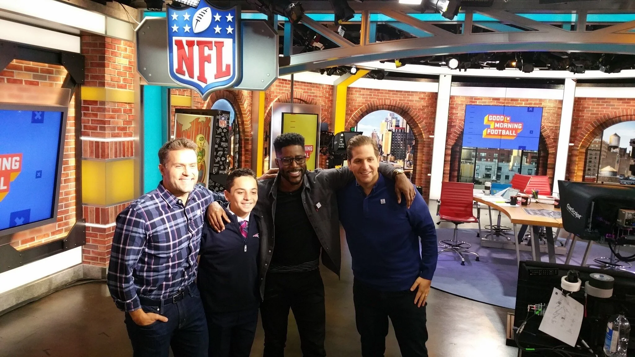 A Day in the Life of an NFL Insider — Play By Play Sports Broadcasting ...