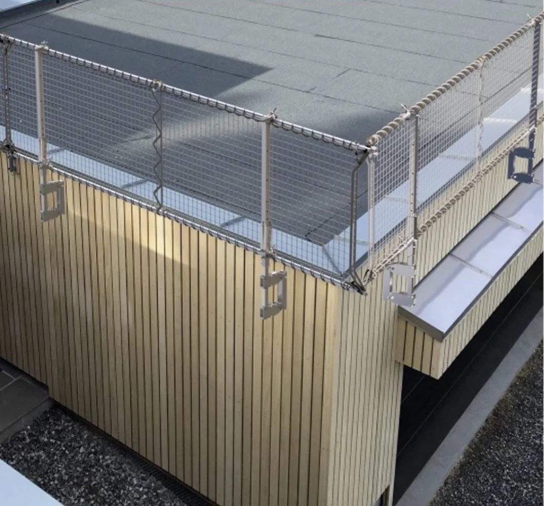 Sikring av takarbeid - safedesign taksikring - monteres til tak, vegg eller gesims — Safedesign