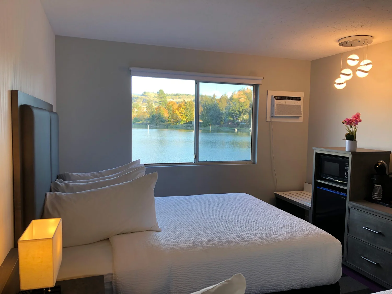 Rooms — The Spot at Porpoise Bay, Hotel & Marina · Sechelt, BC