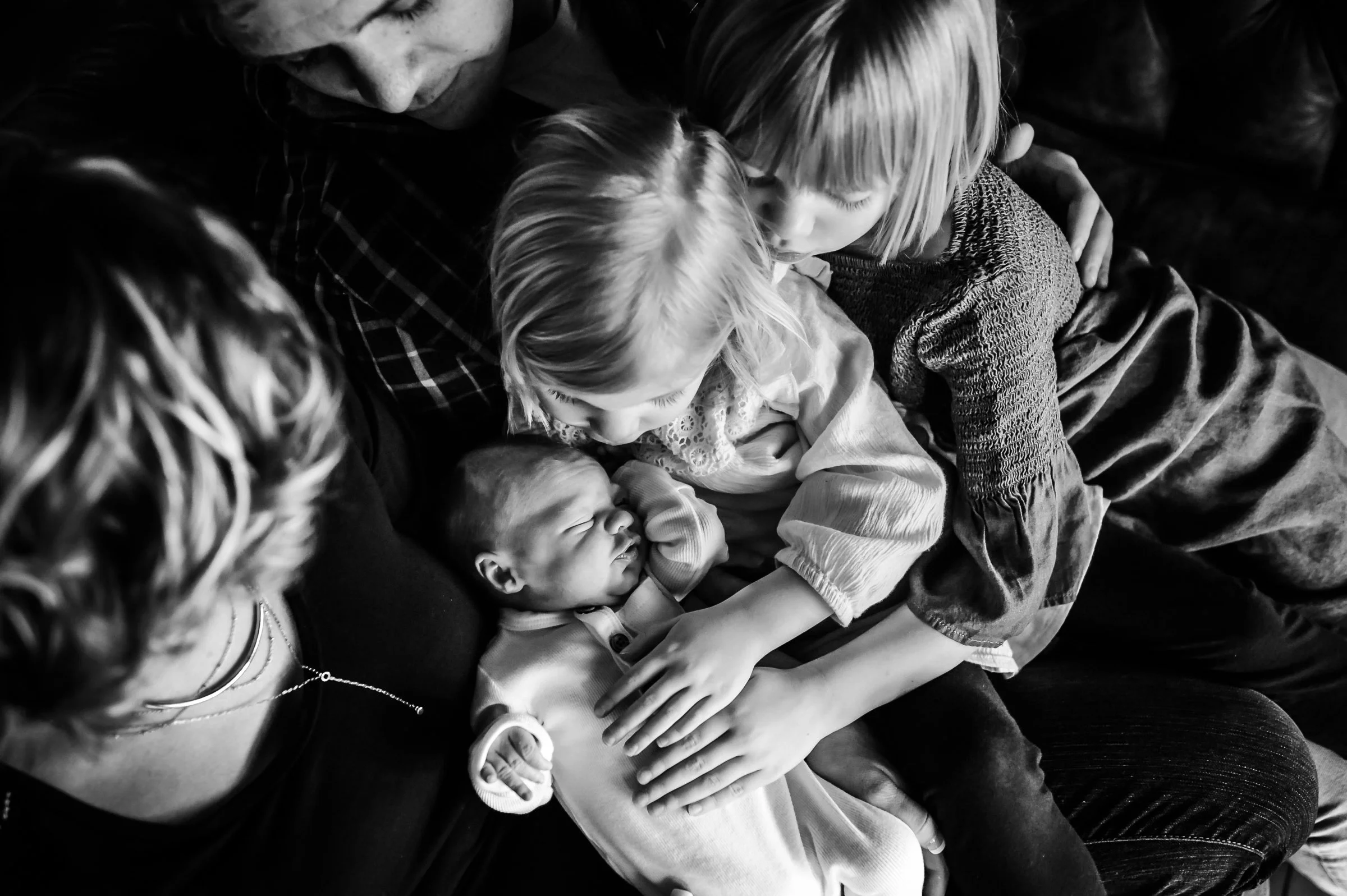 Photographing Siblings with Newborns: Nurturing Bonds and Creating ...