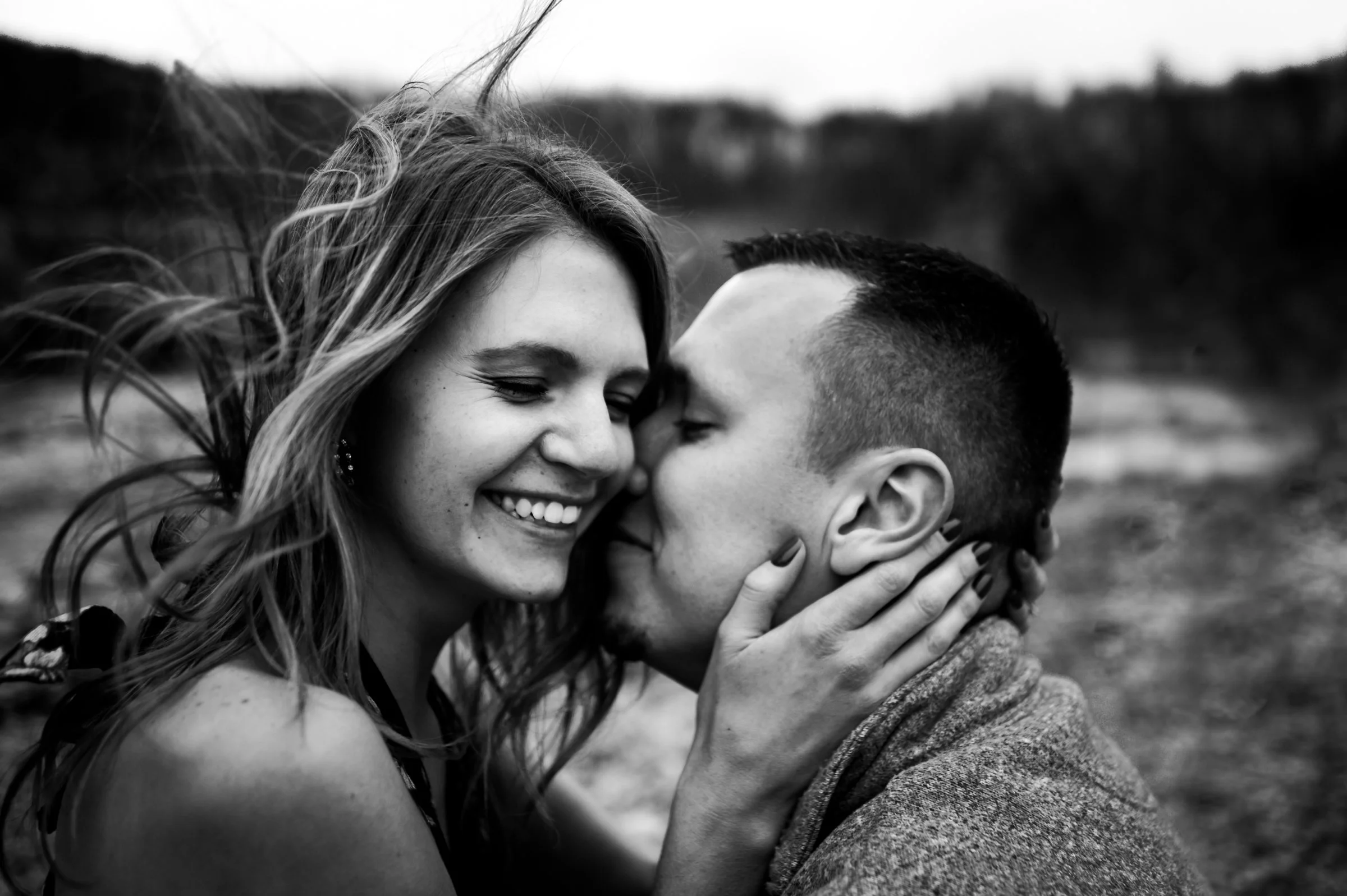 5 Fun and Creative Engagement Photo Poses You'll Love — Kelly Jacobi ...