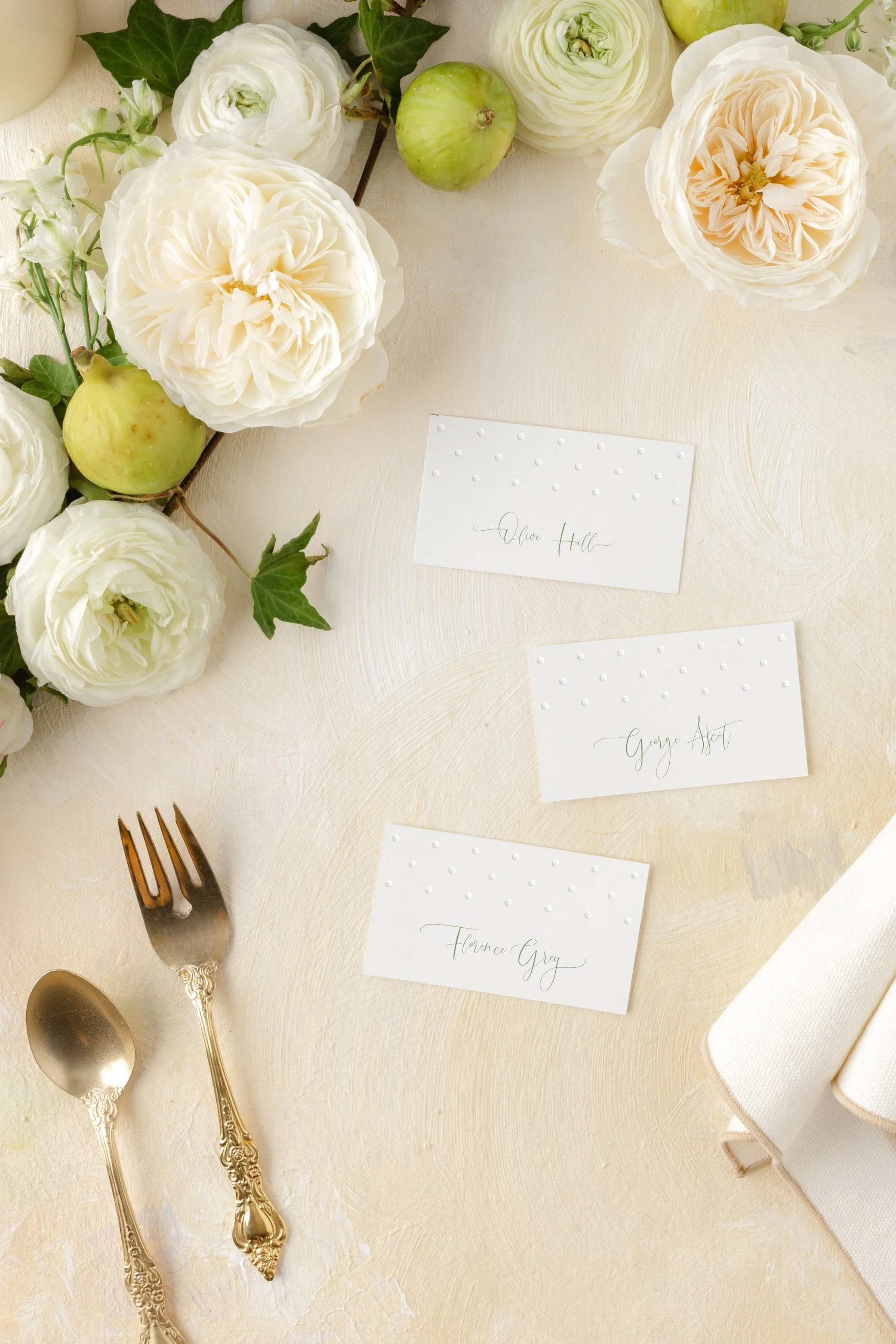 Escort Cards vs. Place Cards: Wedding Seating Explained — Daydream ...