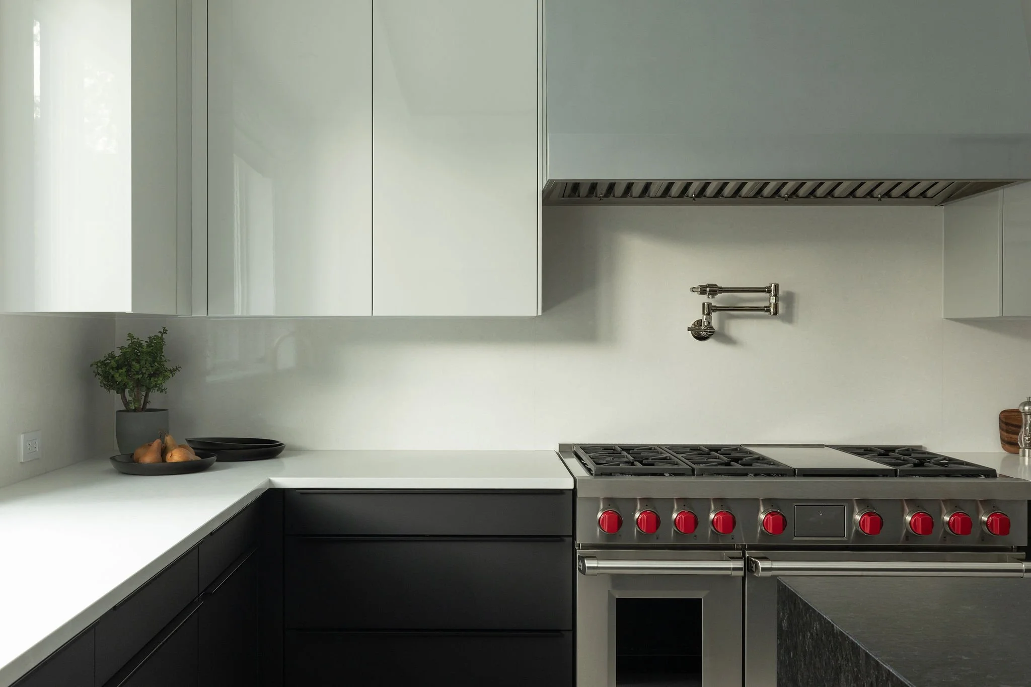 The Timeless Appeal of a Luxurious Modern White Kitchen — Grolle