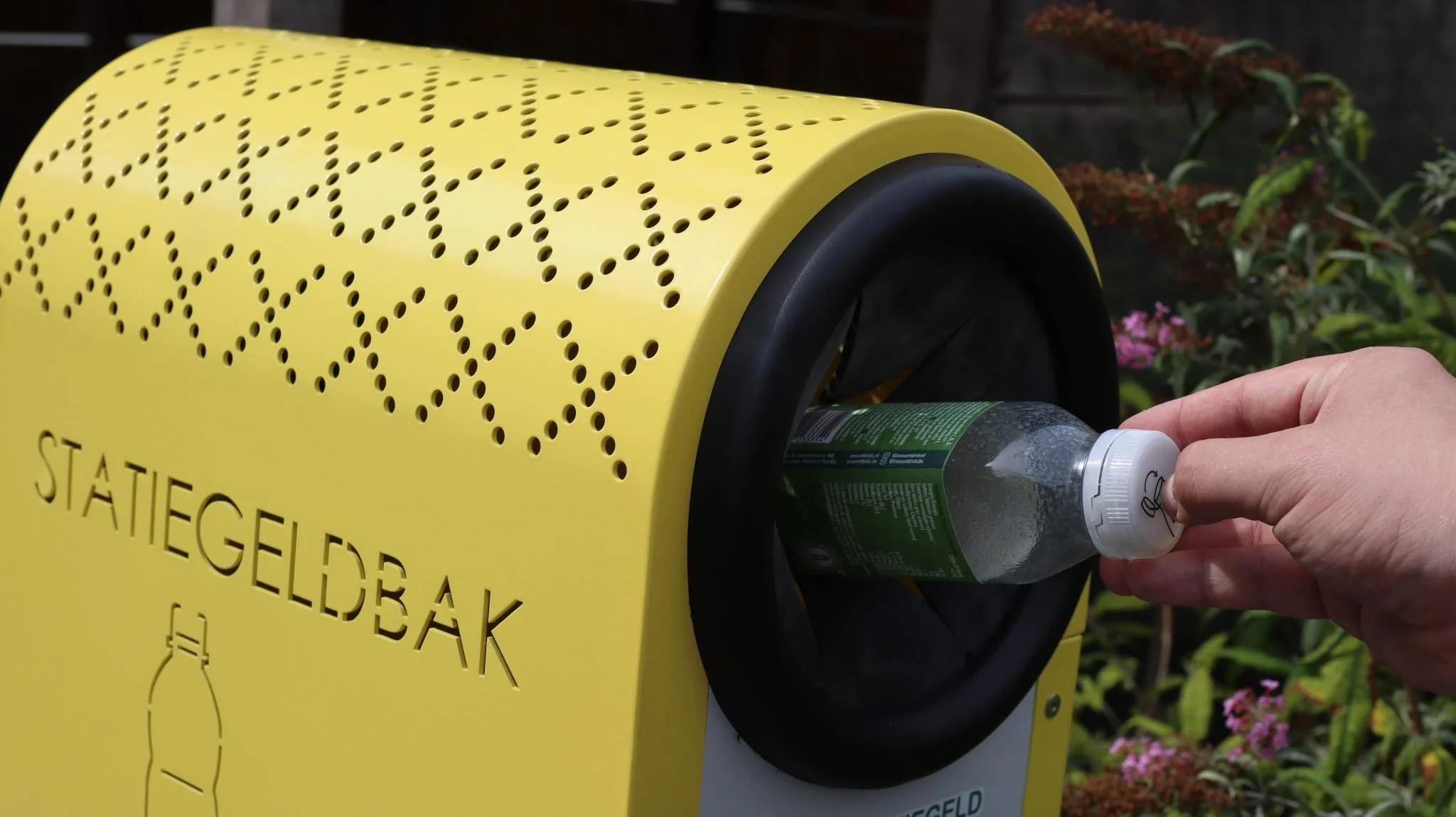 De Statiegeldbak - Doneer je plastic flesjes en blikjes aan je directe omgeving