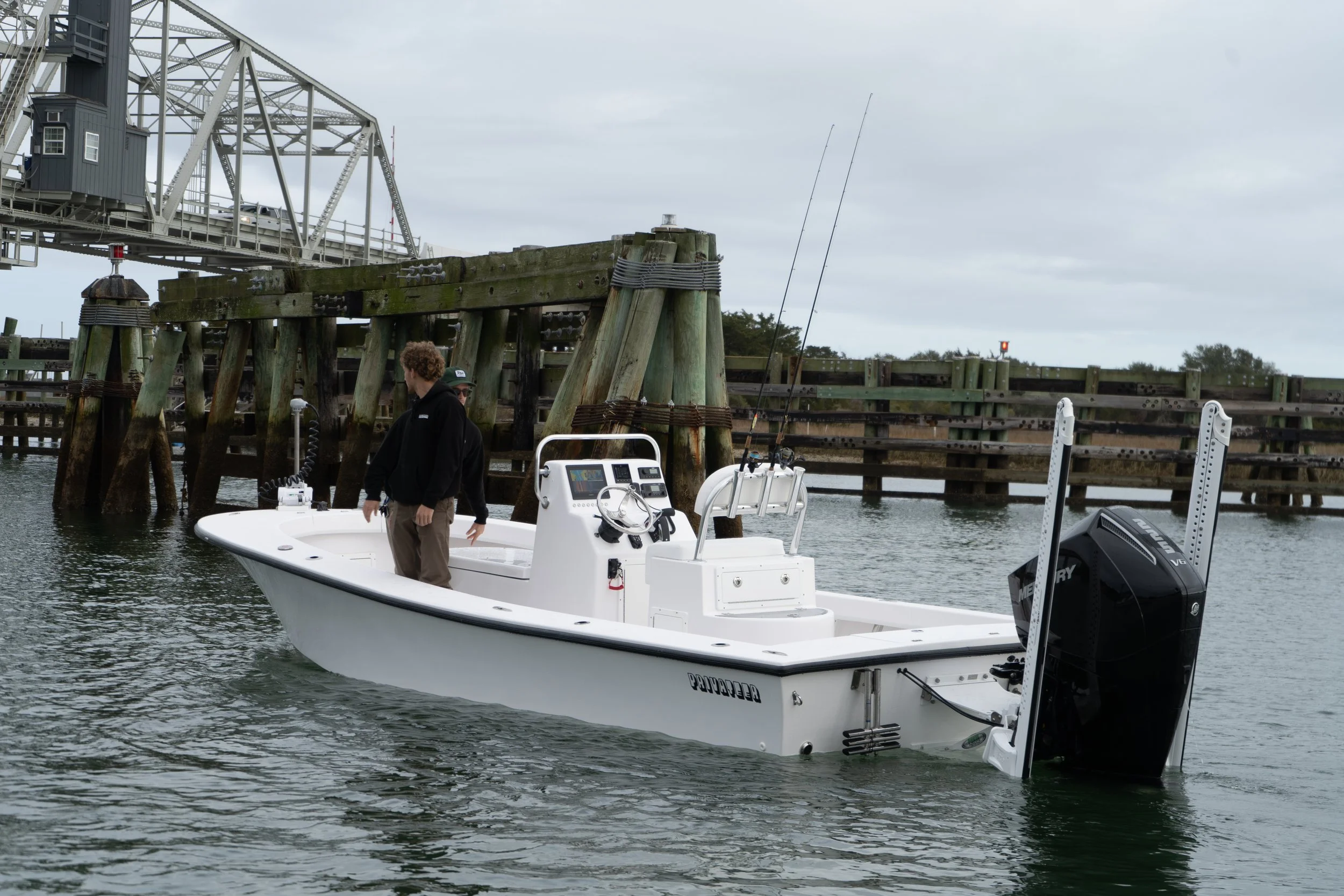 2100 Roamer II — Privateer Boats