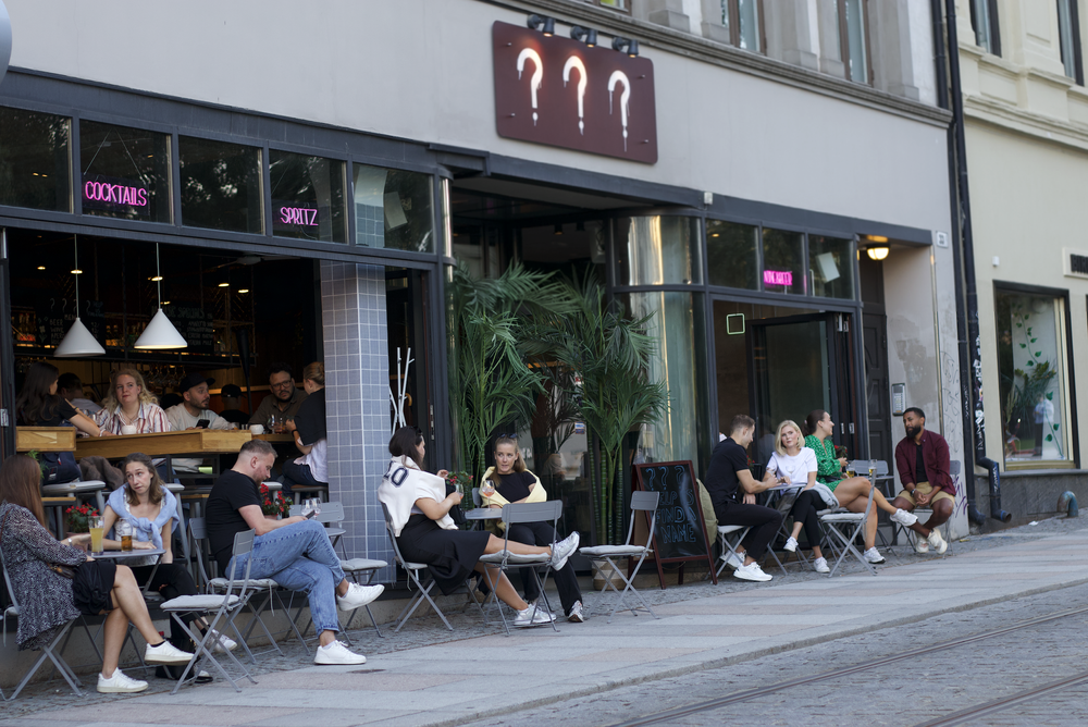 A bar with no name