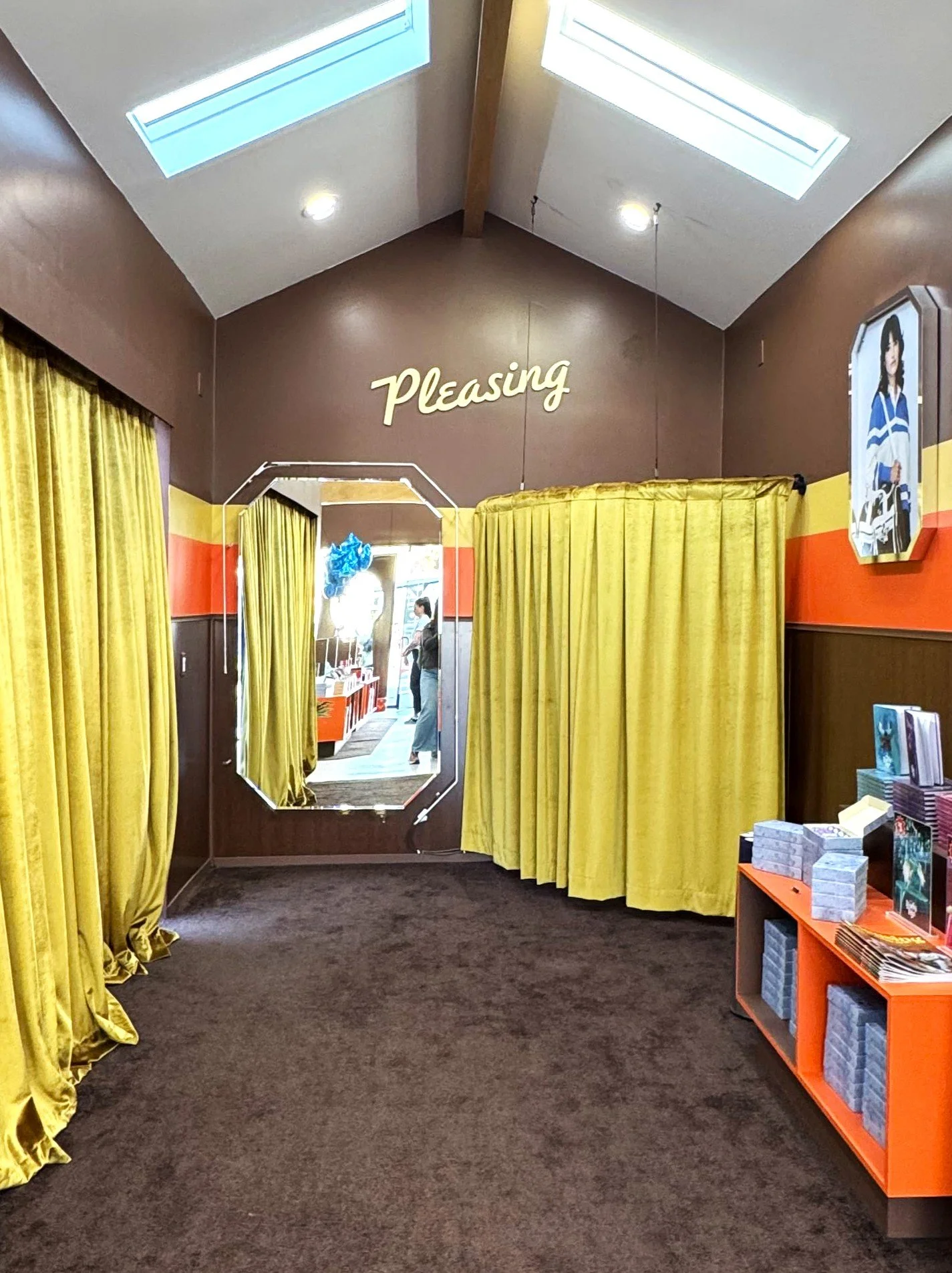How Innovative Fitting Rooms Enhance the Shopping Experience — Feels on ...