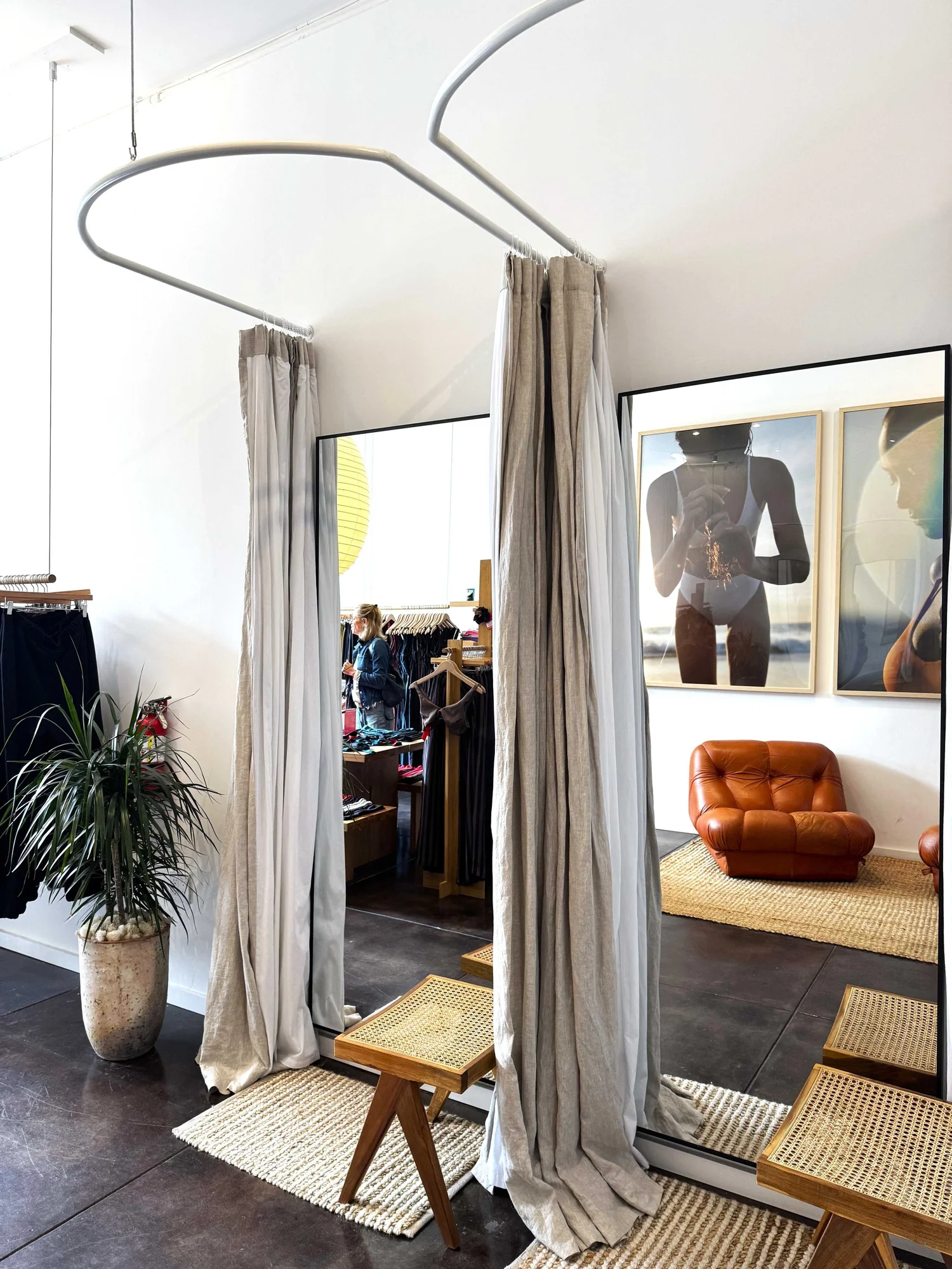 How Innovative Fitting Rooms Enhance the Shopping Experience — Feels on ...