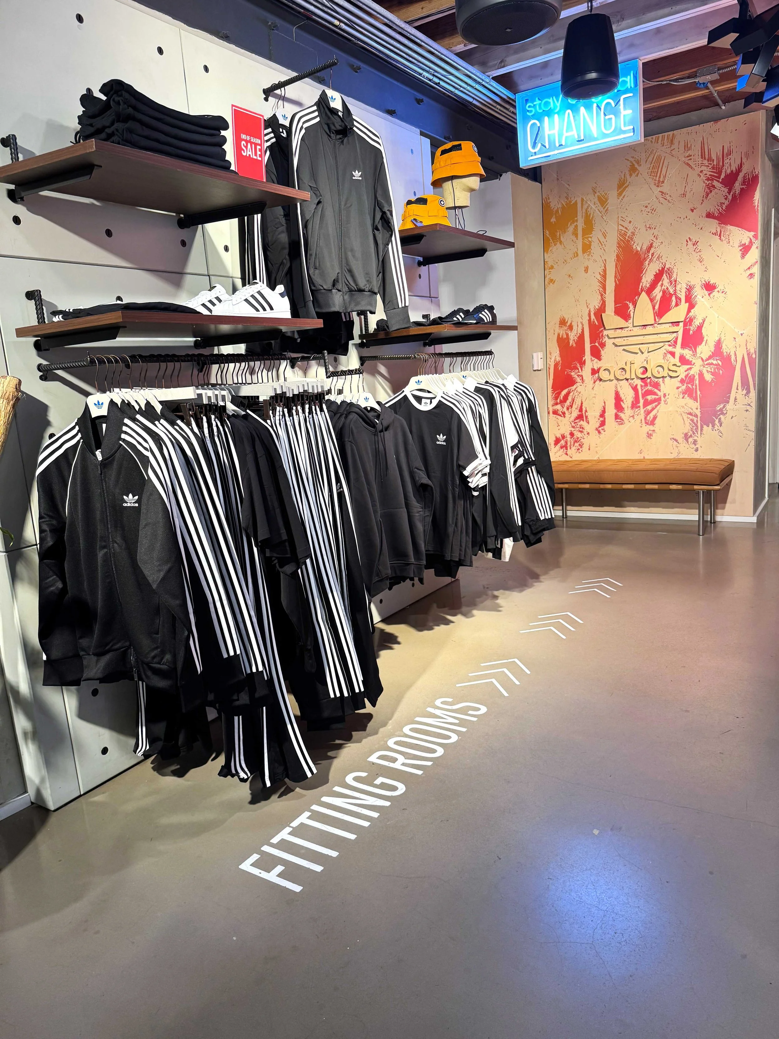 How Innovative Fitting Rooms Enhance the Shopping Experience — Feels on ...