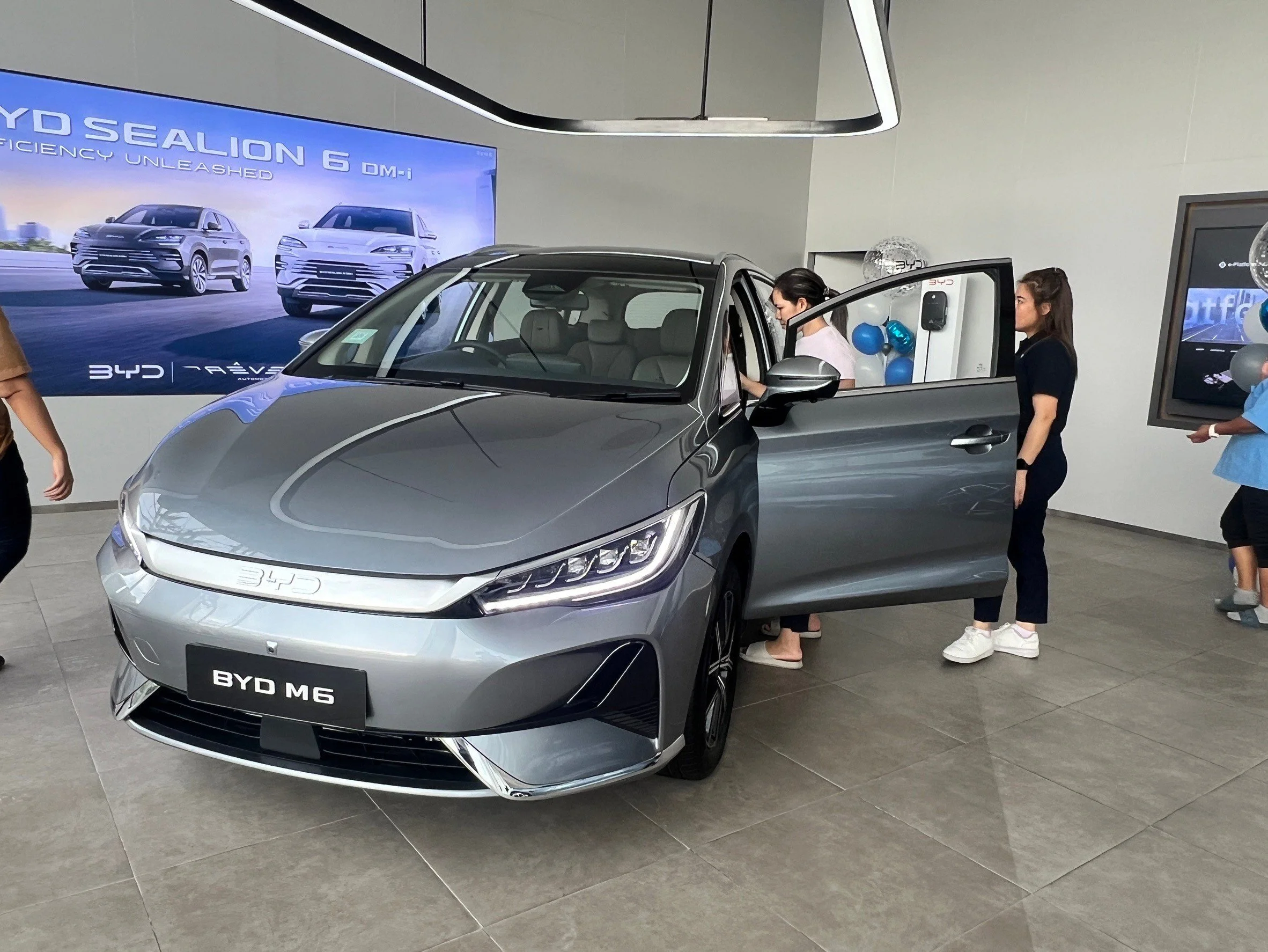 BYD M6 เลือกรุ่นไหนดี? Dynamic หรือ Extended? เจาะลึกสเปคและความคุ้มค่า ...