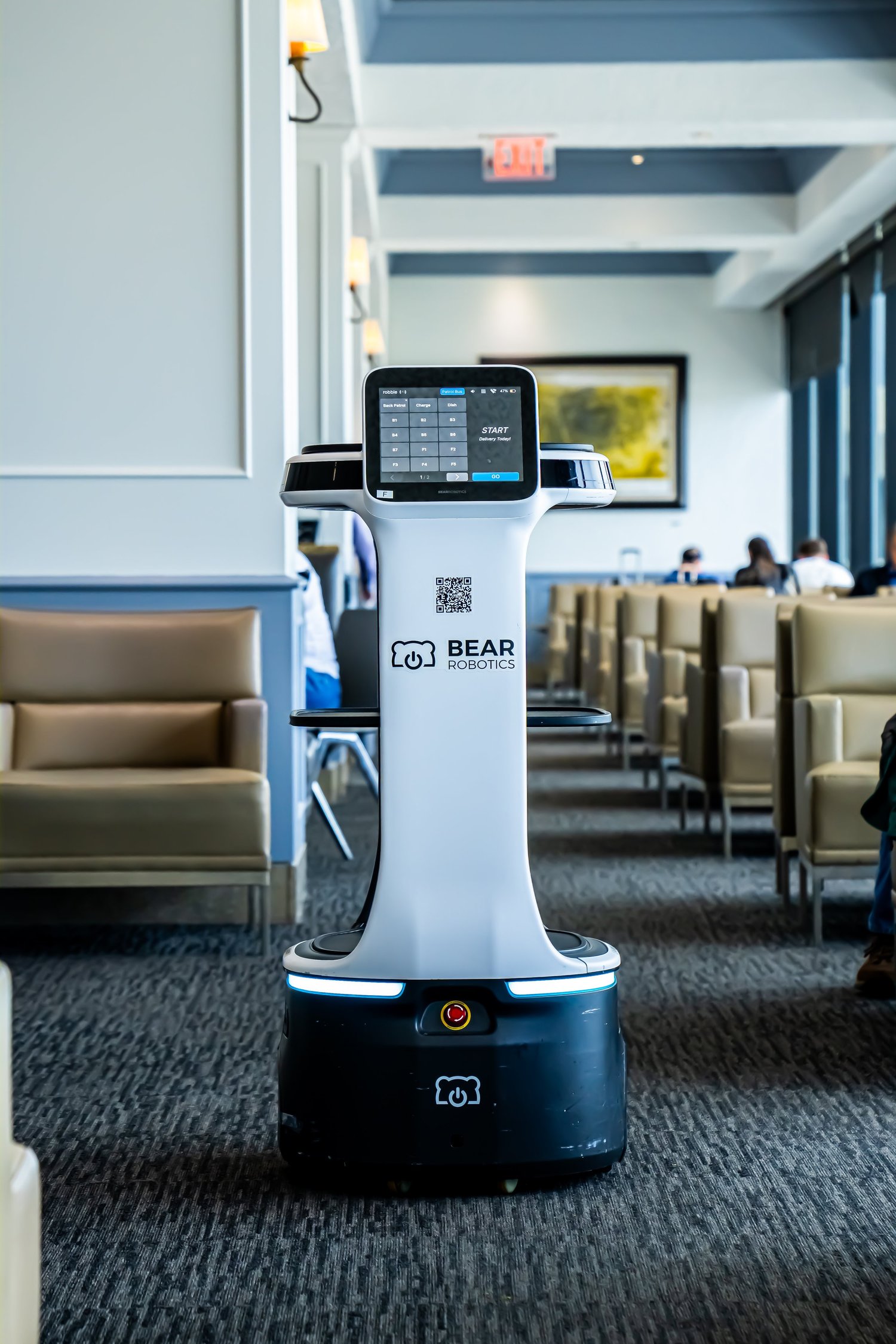 Servi & Bear Robotics로 공항 라운지의 품격을 높이세요 - Bear Robotics
