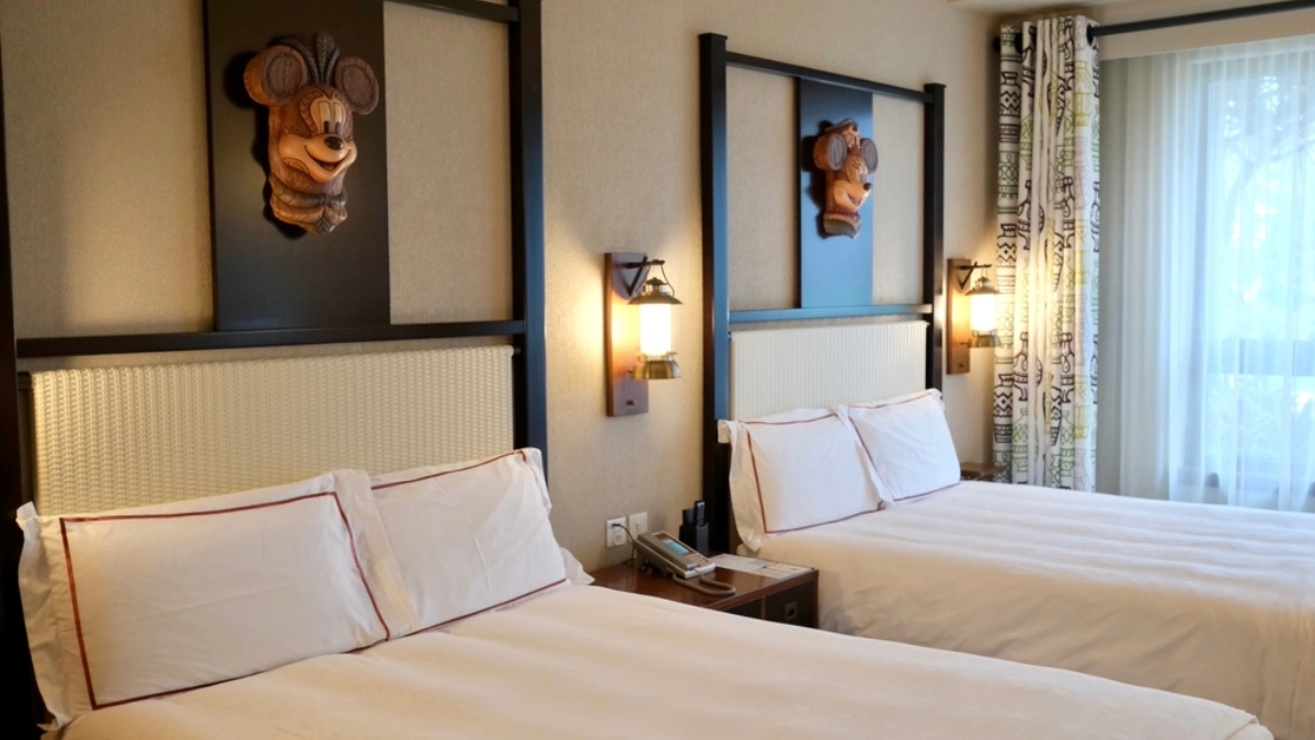 Hotel Room Activities for Toddlers During Travel Downtime — Daisies in ...