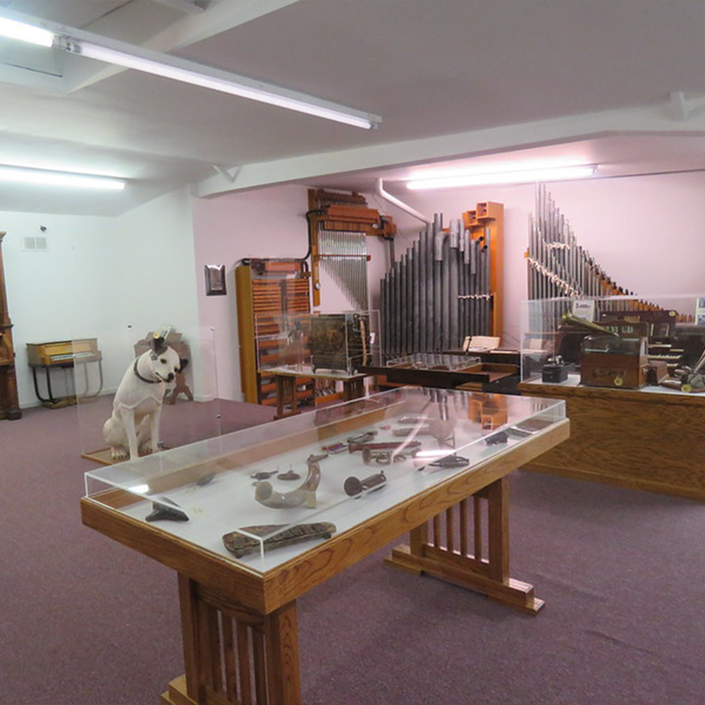 SHOWCASES — VIRGINIA MUSICAL MUSEUM & MUSIC HALL OF FAME