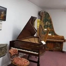 SHOWCASES — VIRGINIA MUSICAL MUSEUM & MUSIC HALL OF FAME