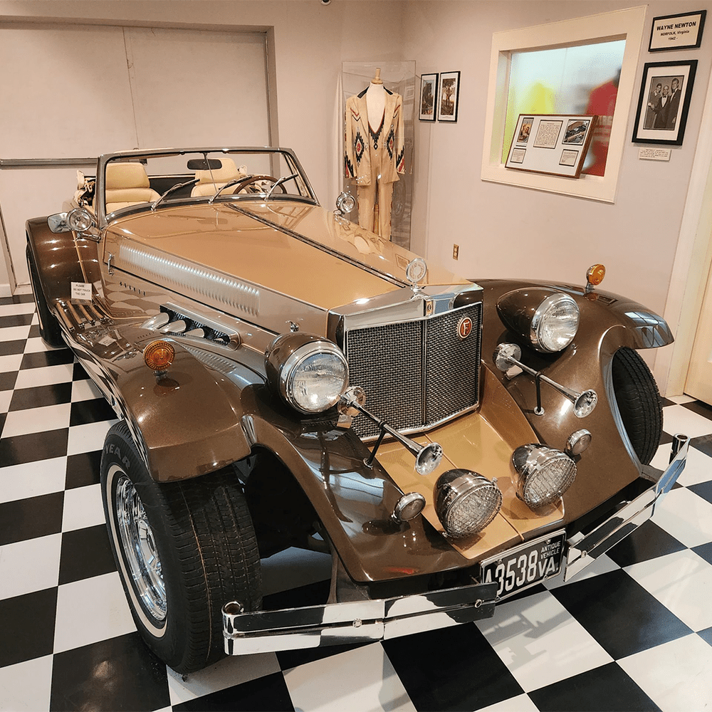 SHOWCASES — VIRGINIA MUSICAL MUSEUM & MUSIC HALL OF FAME