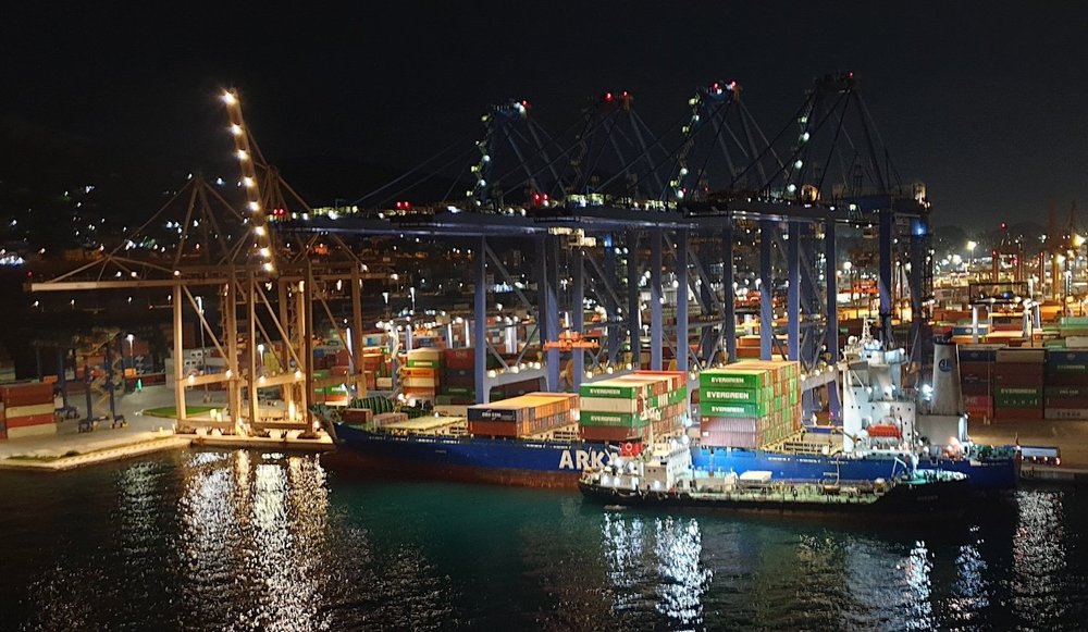 Intelligent Cargo Systems - Container ship operations - What is a port ...