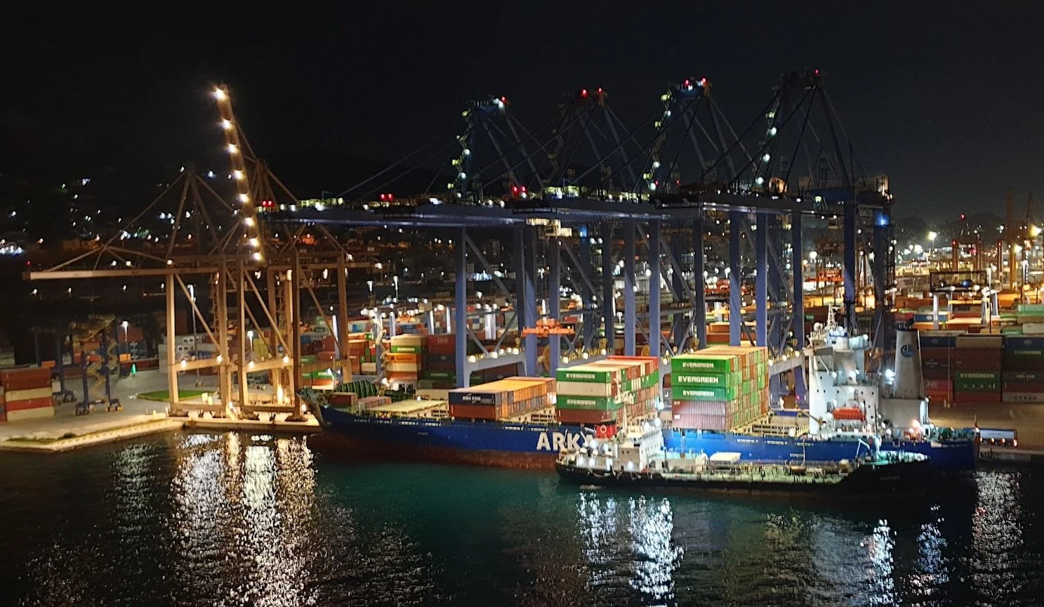 Intelligent Cargo Systems - Container ship operations - What is a port ...