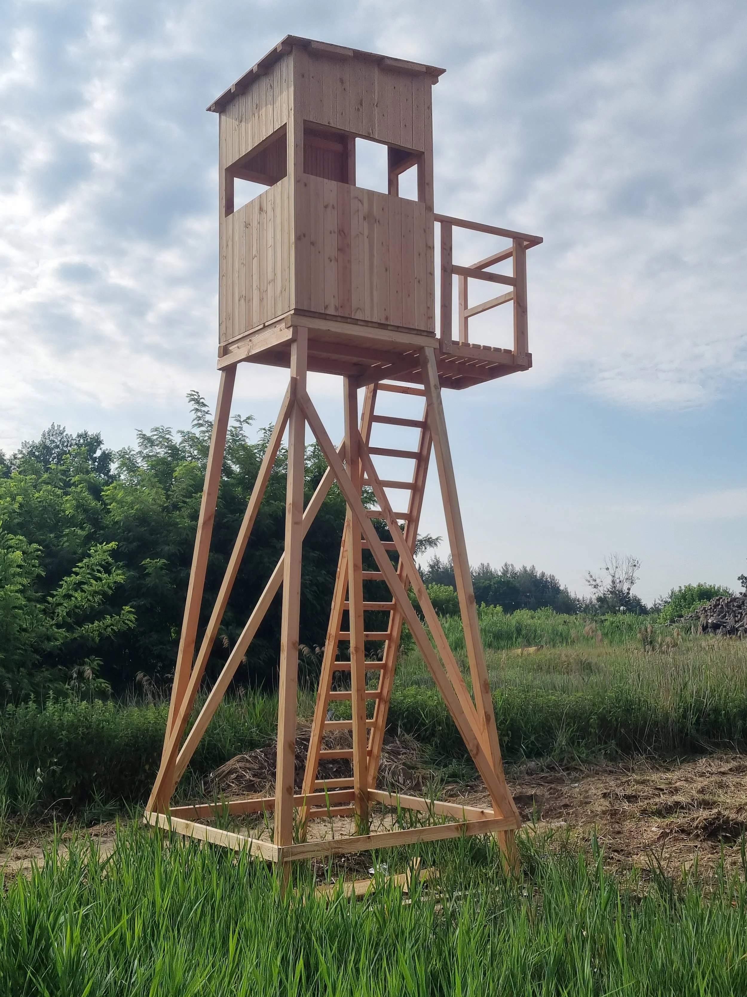 Hochsitz aus Lärche für die Jagd — Hochsitz Outlander