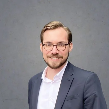 O týmu a studiu — crea–tura