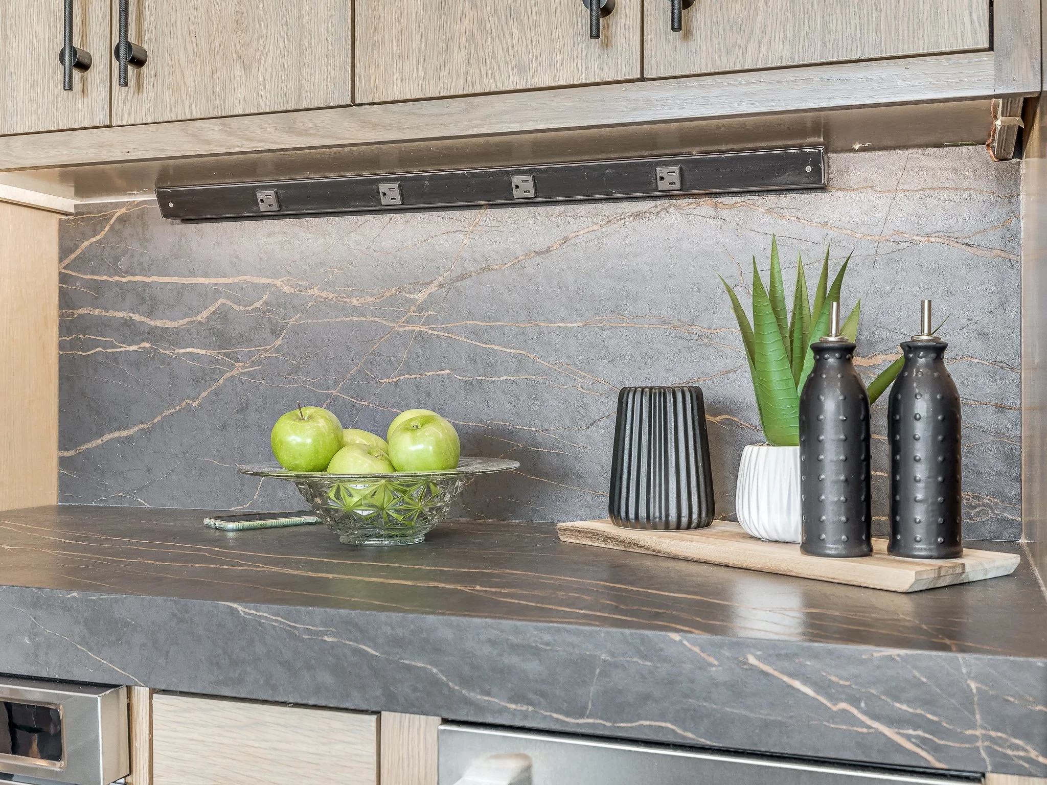 Waterfall vs. Mitered Edges: What's the Difference? | Sarasota