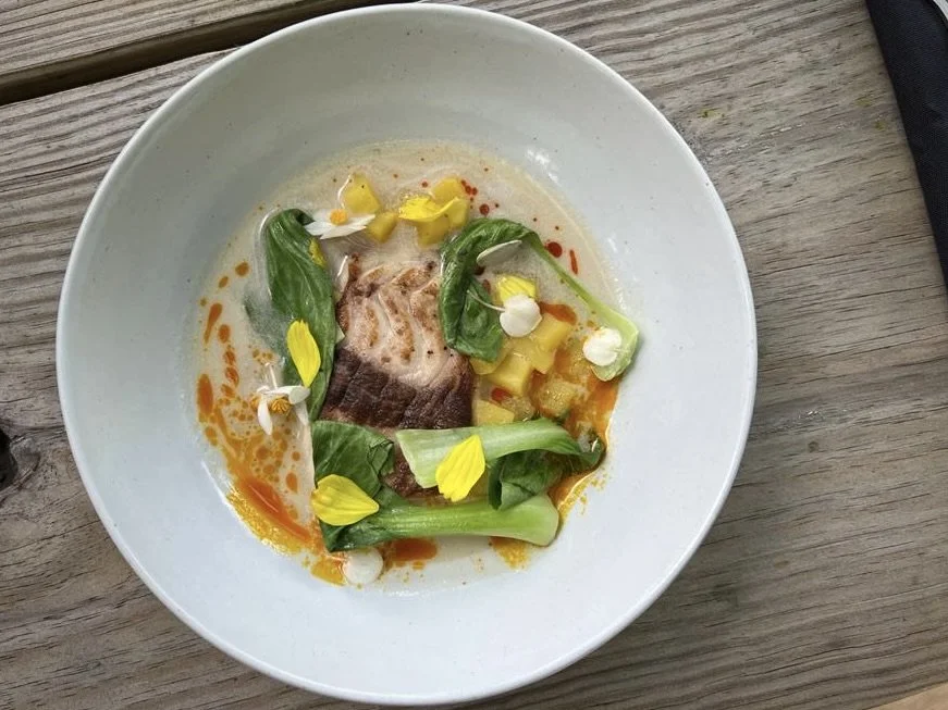 PESCA DEL DÍA EN CALDO DE COCO CON APIO DEL PAÍS Y HOJA DE BOK CHOY ...